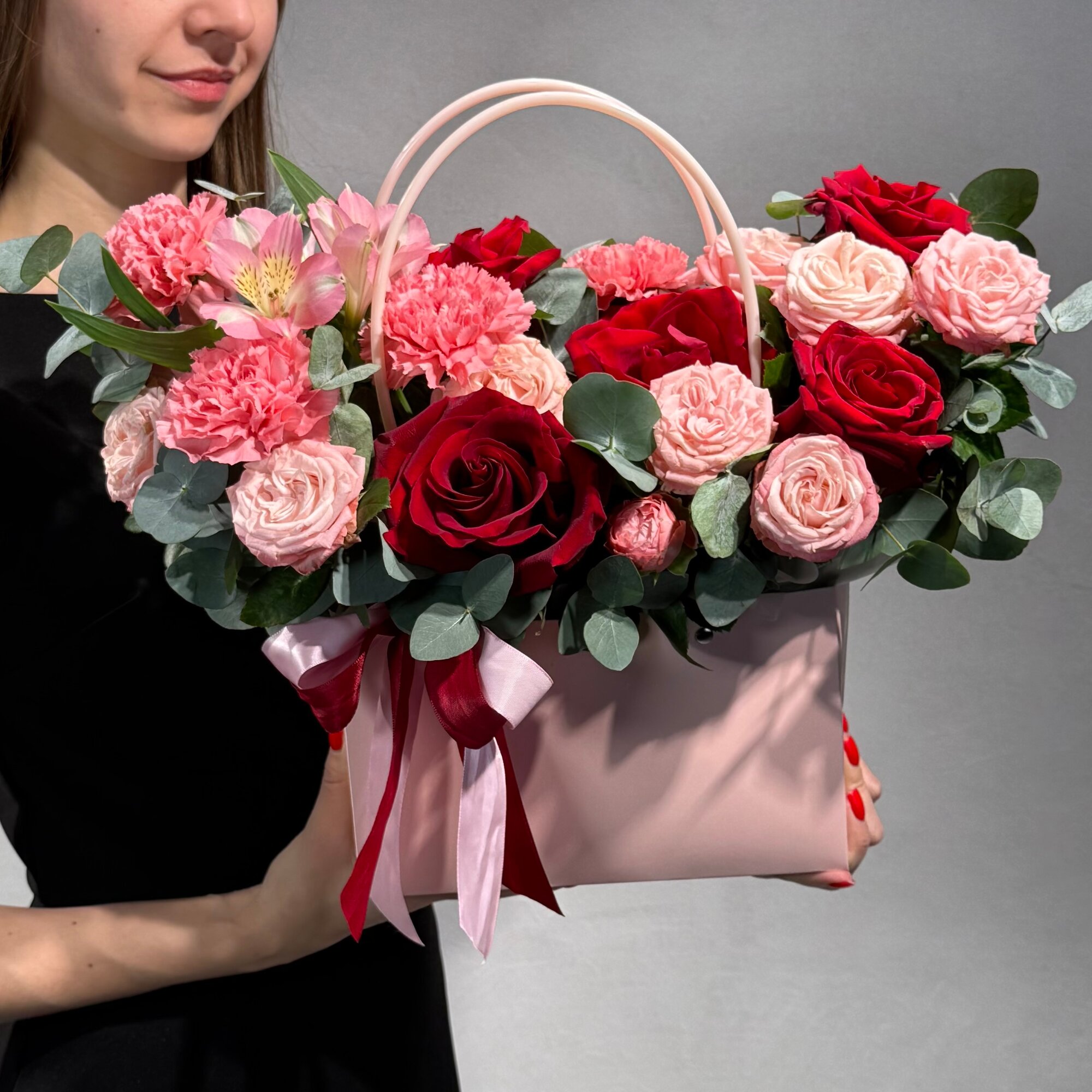 Композиция "Красная роза, гвоздика и альстромерия", в сумочке, на оазисе, в подарок