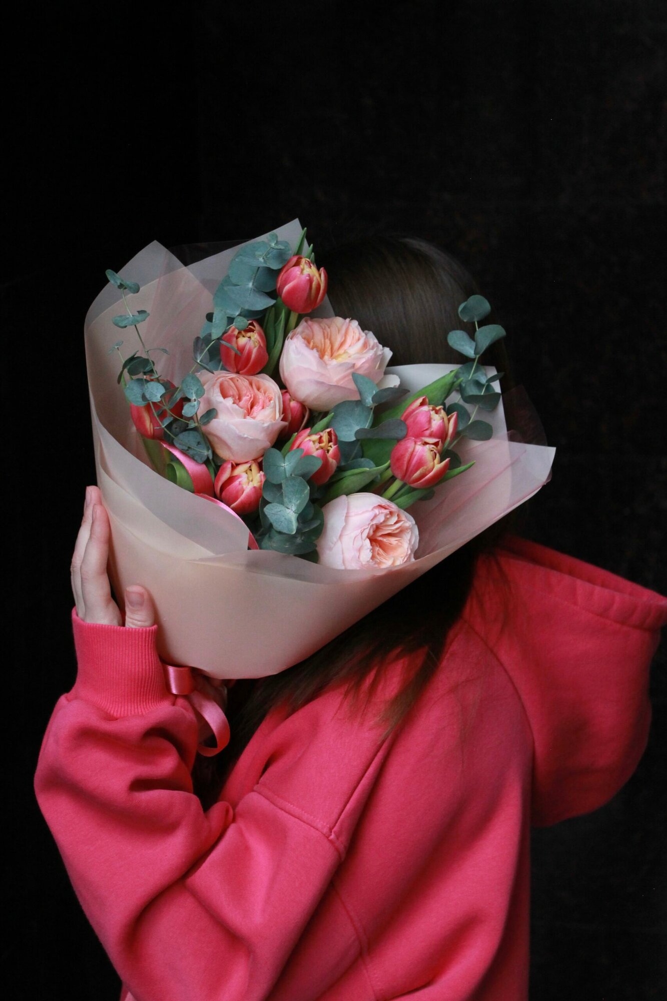 Персиково-ягодный букет размер S от студии цветов клумба. москва