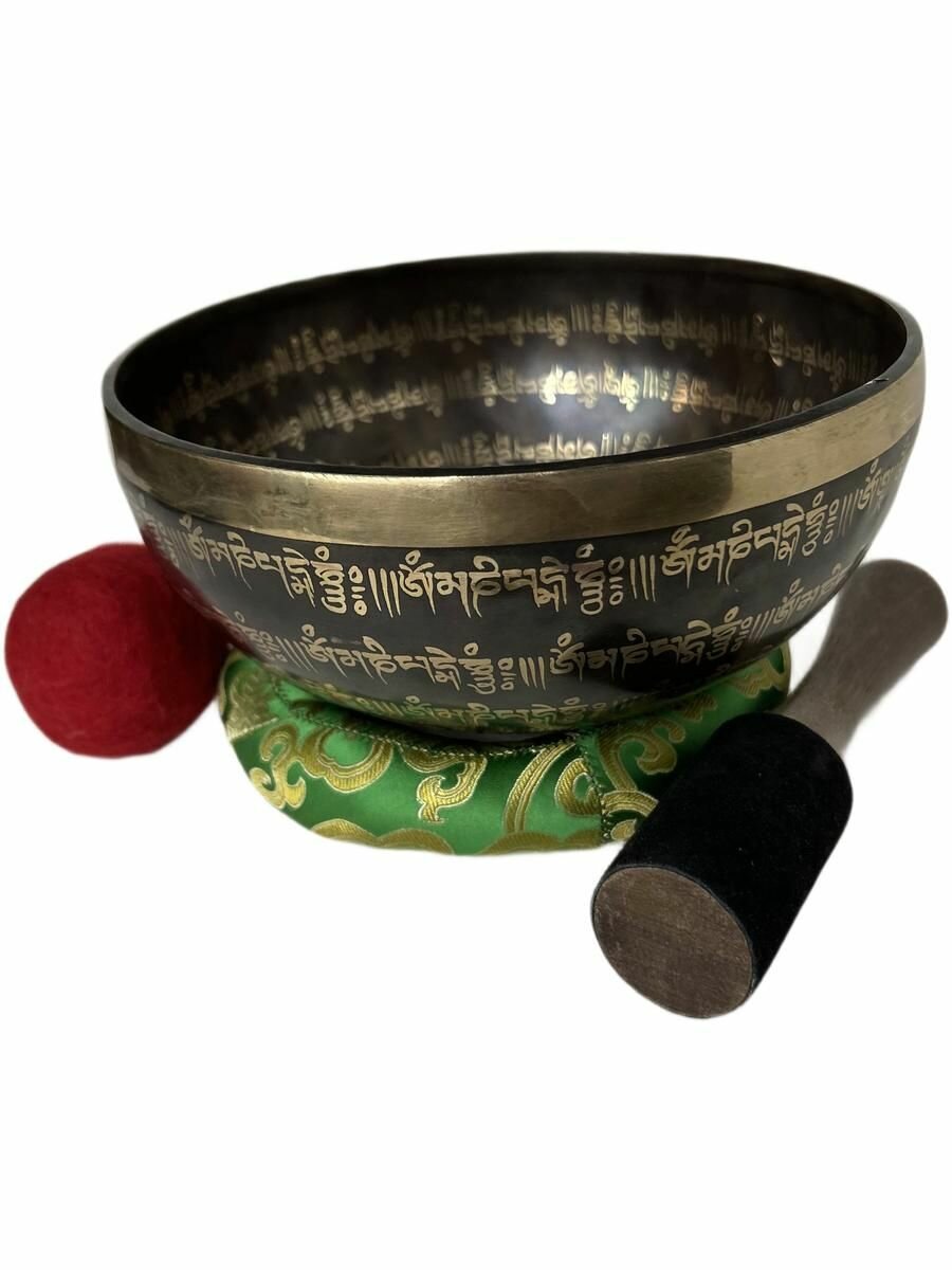 Тибетская поющая чаша тёмная с буддийскими символами (кованая): диаметр 22.8 см, нота Ми, 164 Гц, частота вибрации: 309 Гц, в комплекте со стиком и подушечкой