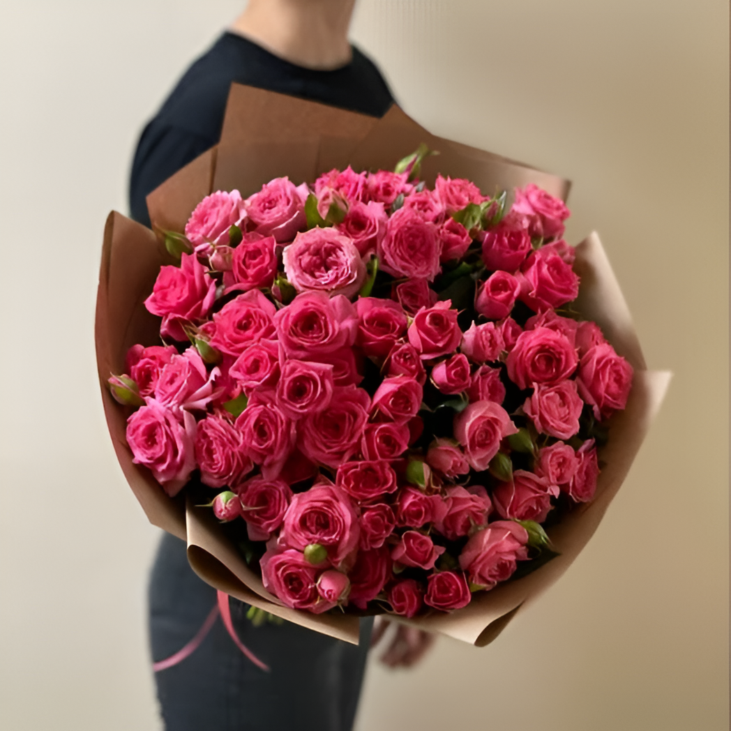 Букет живых цветов из 25 розовых кустовых роз в крафт упаковке 134