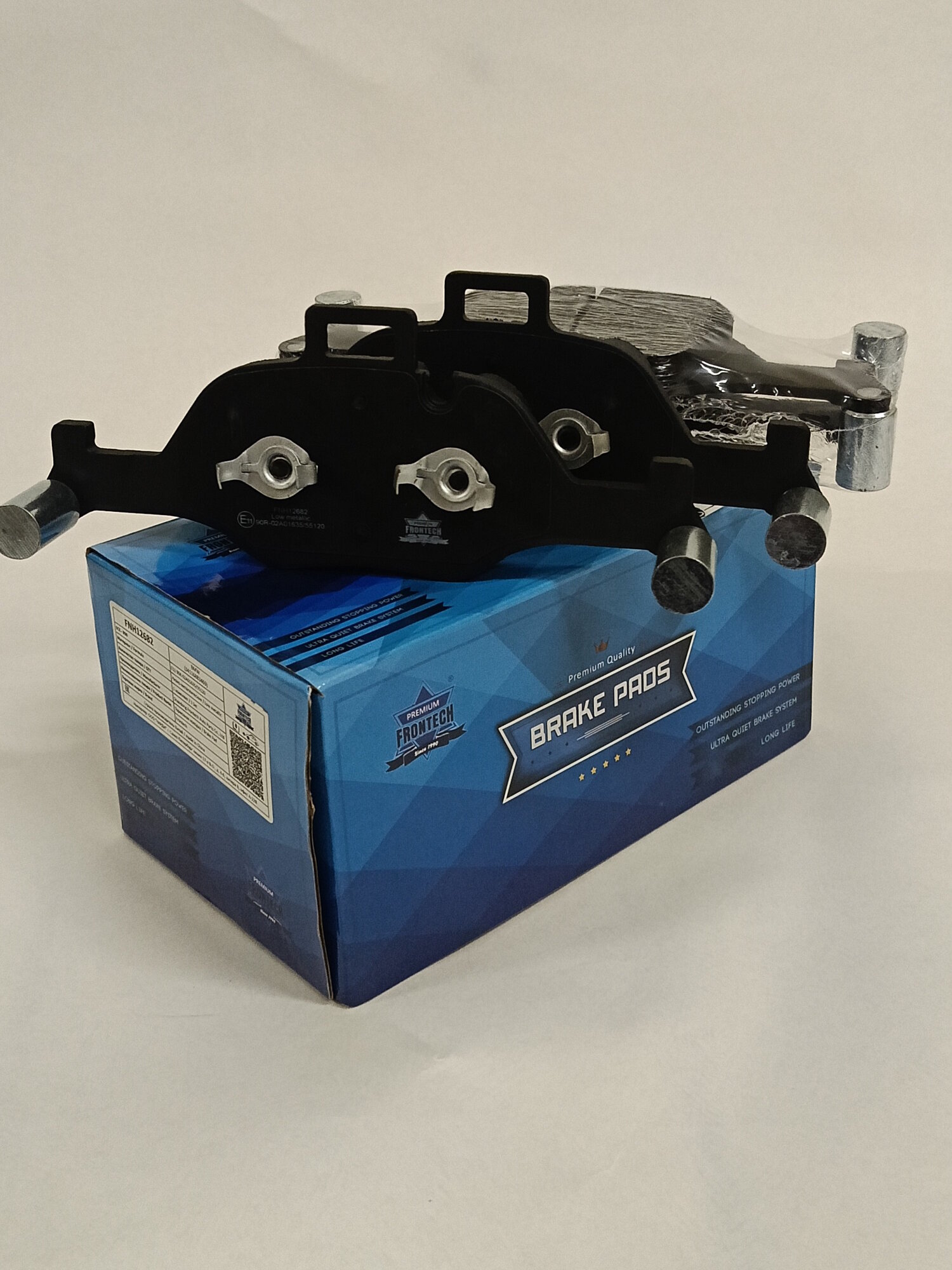 Колодки тормозные дисковые Frontech FNH12682 передние для BMW X3 (F25) (10-), 5 (G30) (16-)