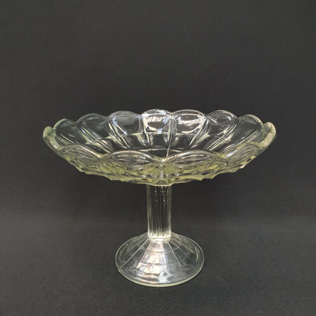 Винтажная ваза - фруктовница на ножке, стекло, диаметр 23 см, высота 18.5 см, СССР.