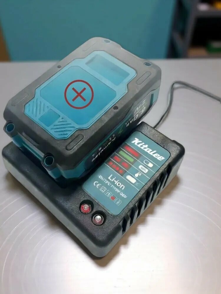 Зарядное устройство для аккумуляторного инструмента 18V-36V, 4A (быстрая зарядка)