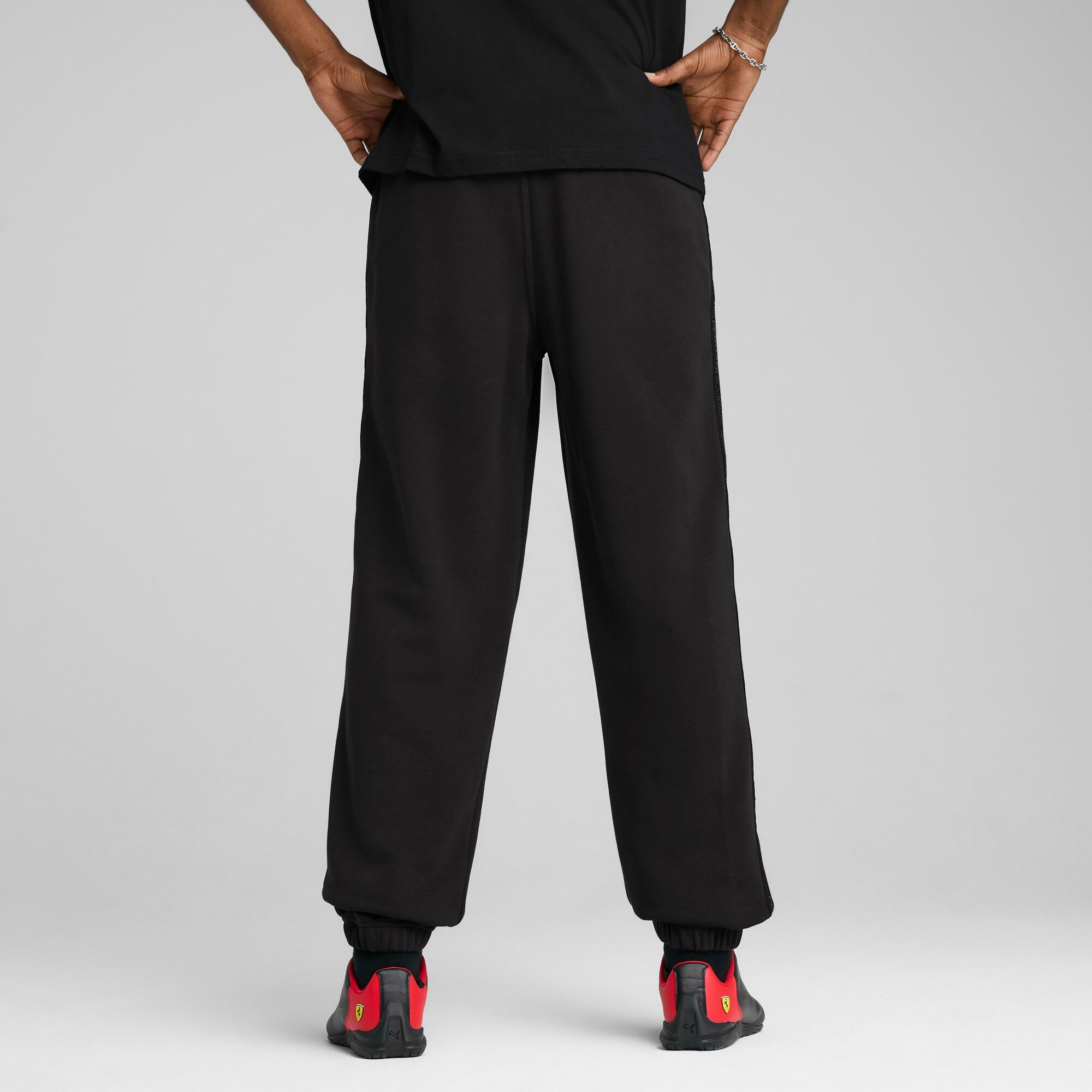 Брюки PUMA Ferrari Race Sweatpants, размер XL, черный — фото 1