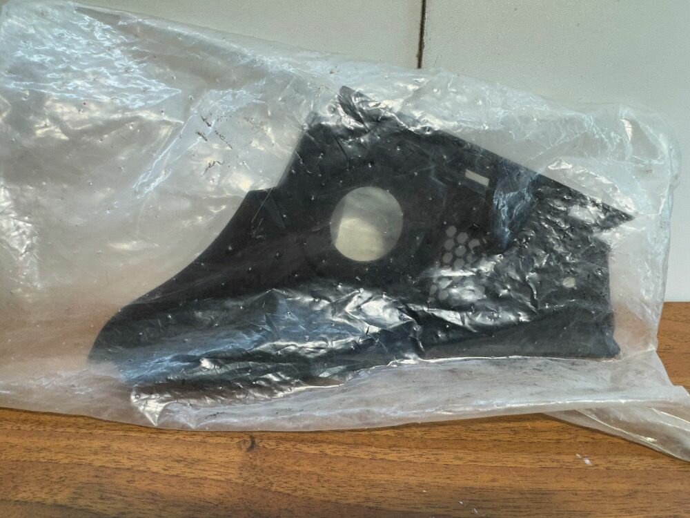 Уголок жабо правый Опель Астра J 13267107