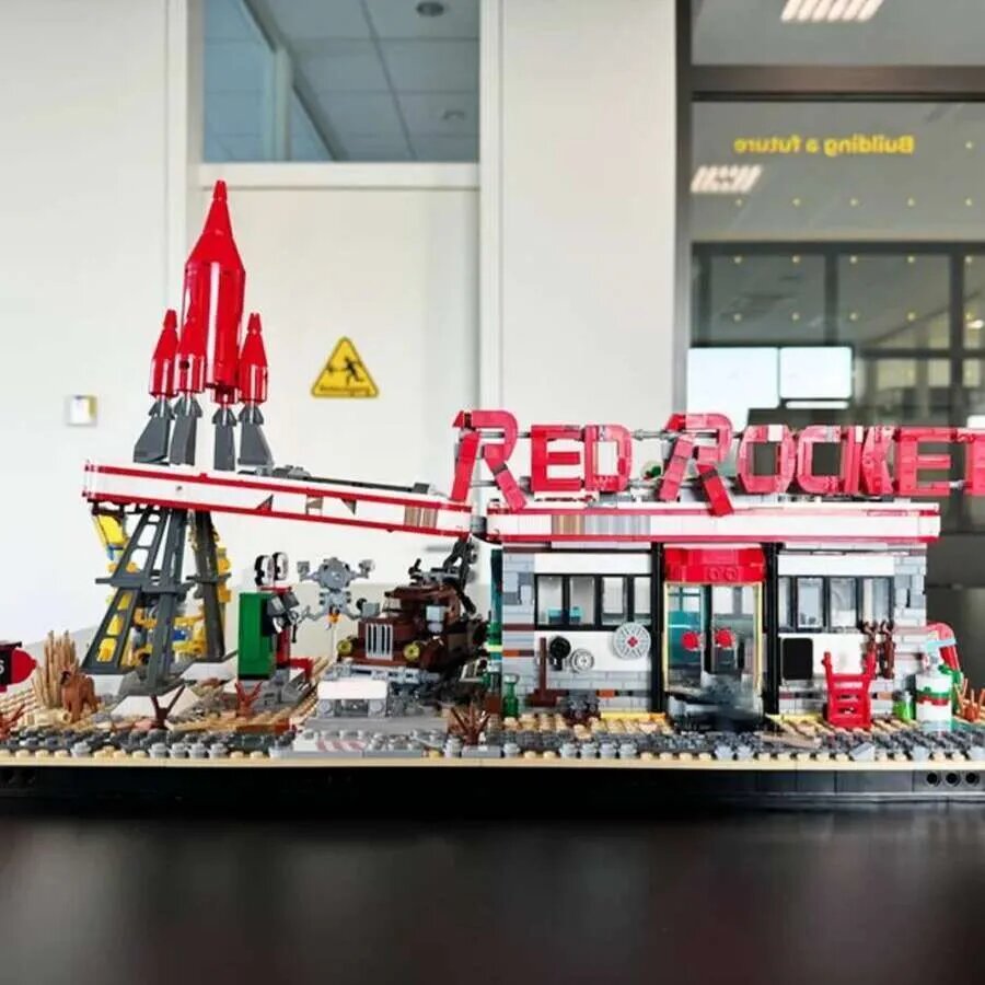 MOC набор строительных блоков 1996 шт, красный, Fallouting Red Rocket