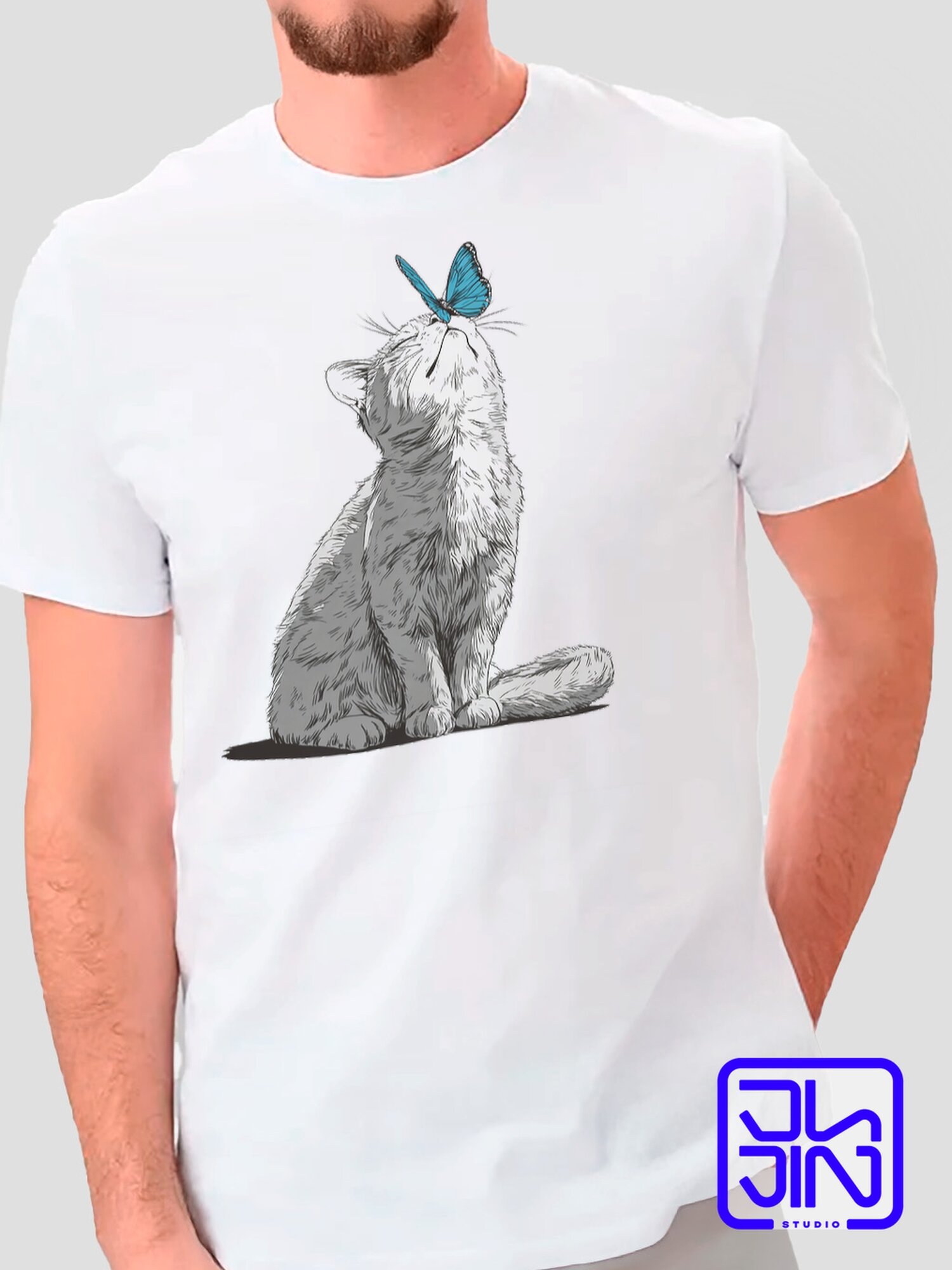 Футболка классическая мужская с авторским принтом Минималистичная серо-черная кошка со светло-серой бабочкой повседневного стиля, белый хлопковый трикотаж с прикольным рисунком на груди