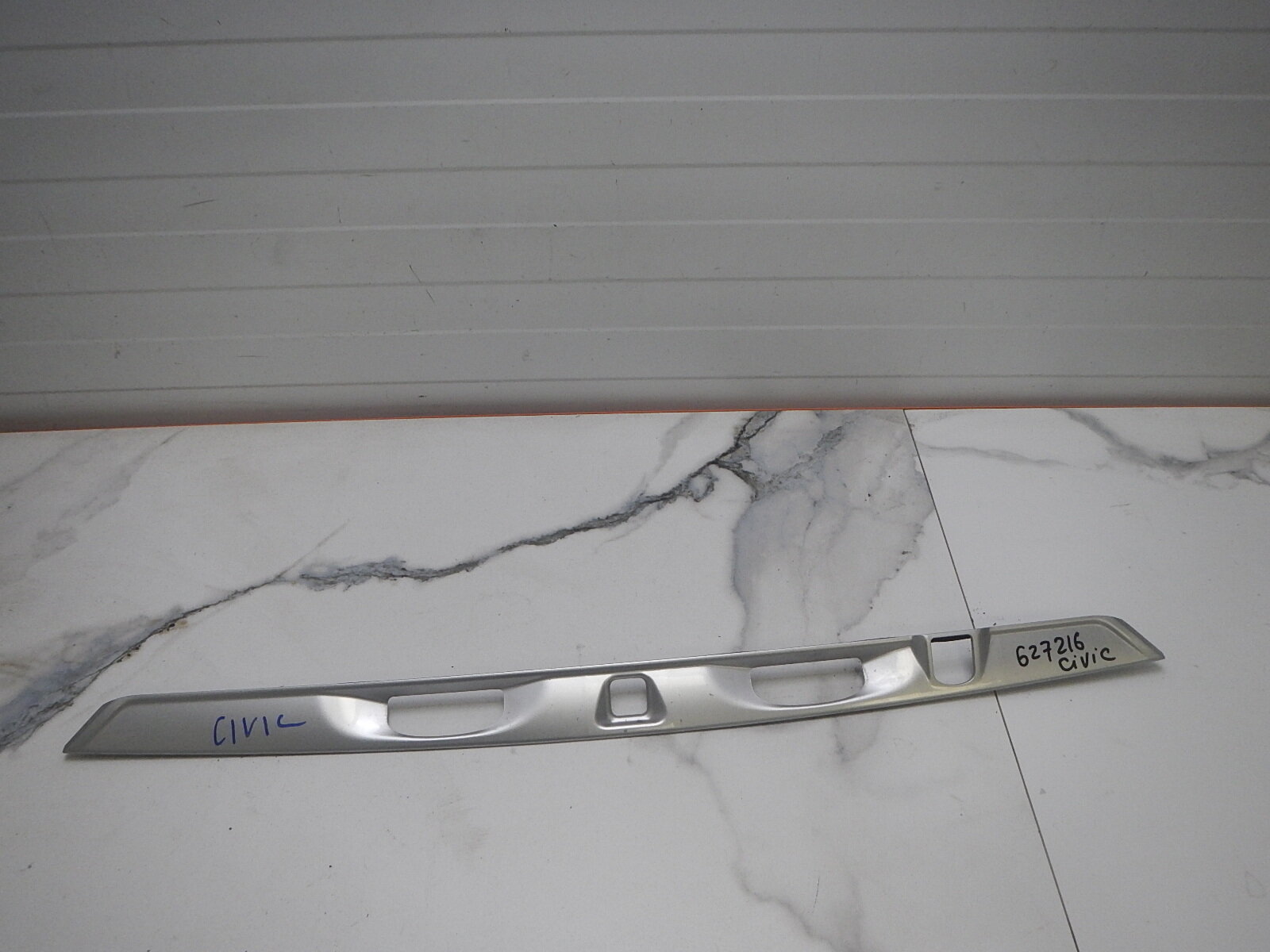 Б/У Накладка крышки багажника, Honda (Хонда)-CIVIC 4D (06-12) HONDA CIVIC 4D (06-12) Царапины. 627216 HONDA арт. 74890SN...