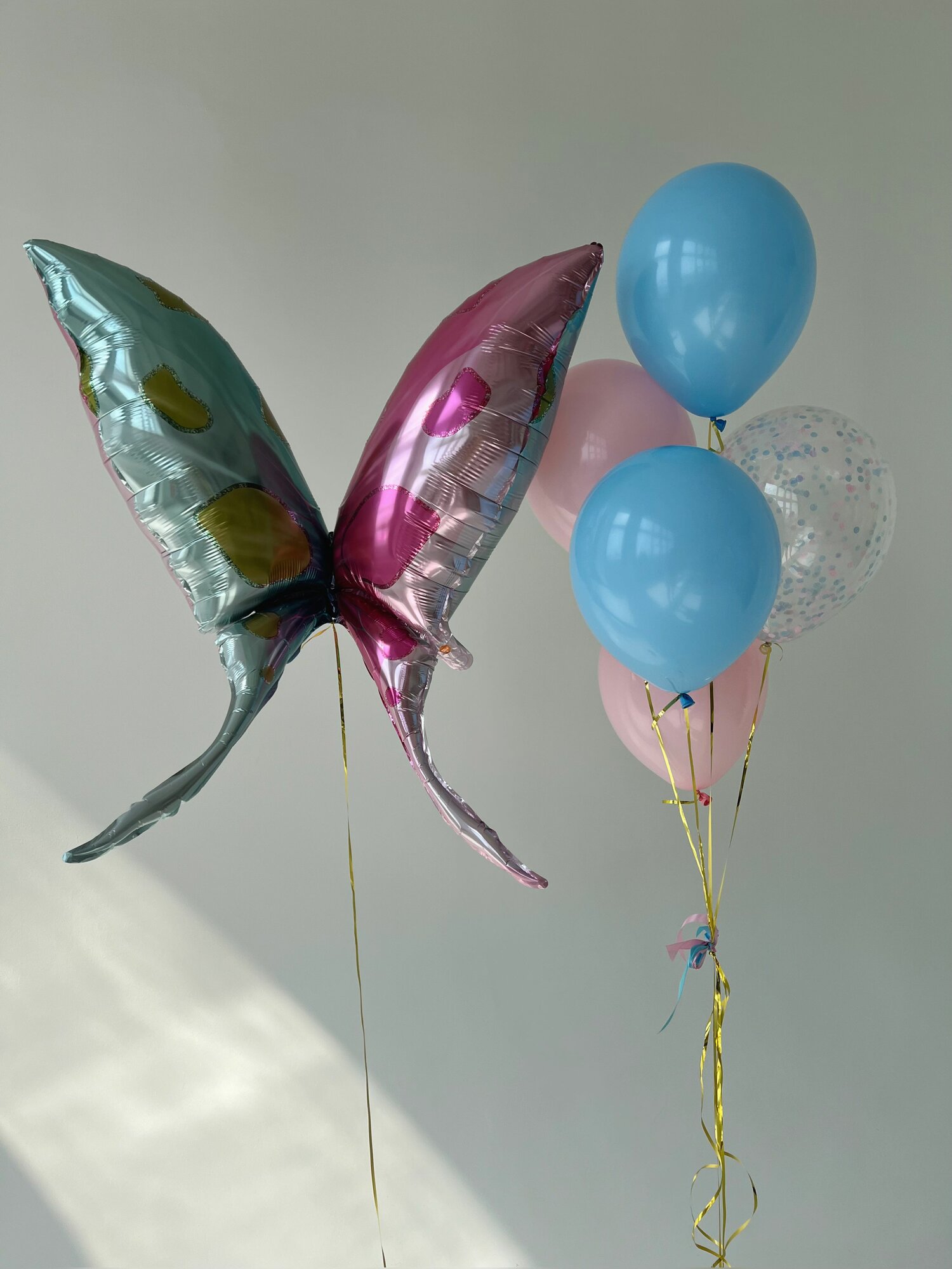 Воздушные шары с гелием надутые в фонтан из латексных шаров с фигурой бабочки "Порхающая бабочка", 6 шт