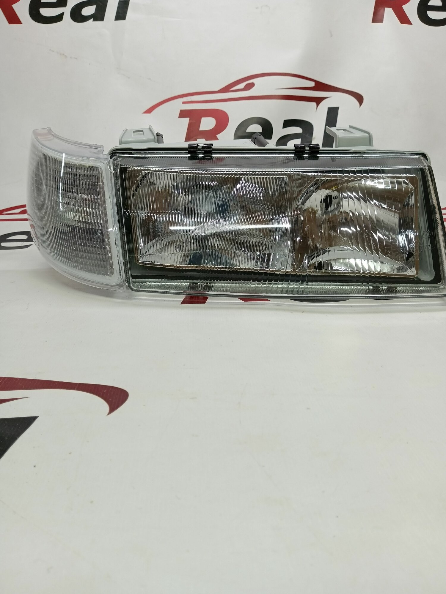 Блок-фара 2110-12 передняя правая с поворотником (без линзы -аналог бош)