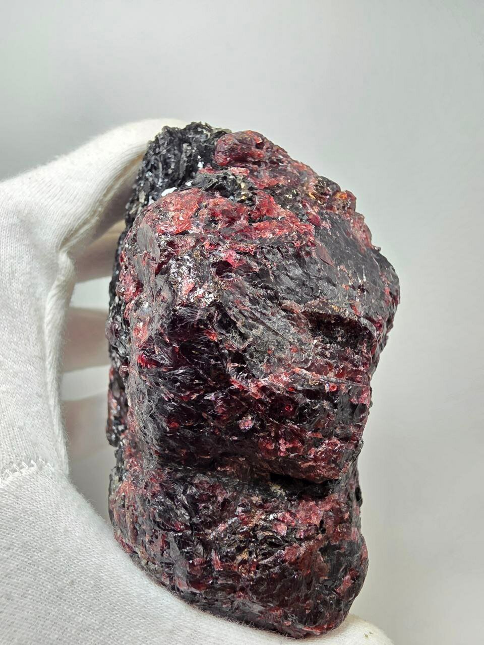 Гранат в амфиболите 95 мм, 907 г.