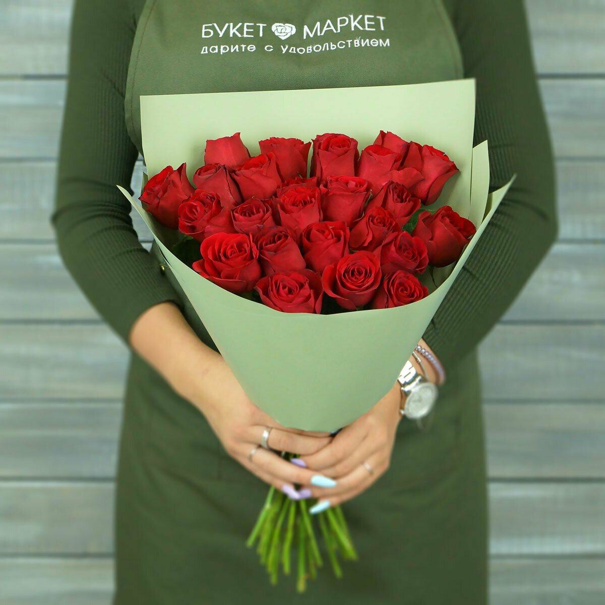 Монобукет Букет Маркет, 27 роз, высота 40см, оберточная бумага, красные