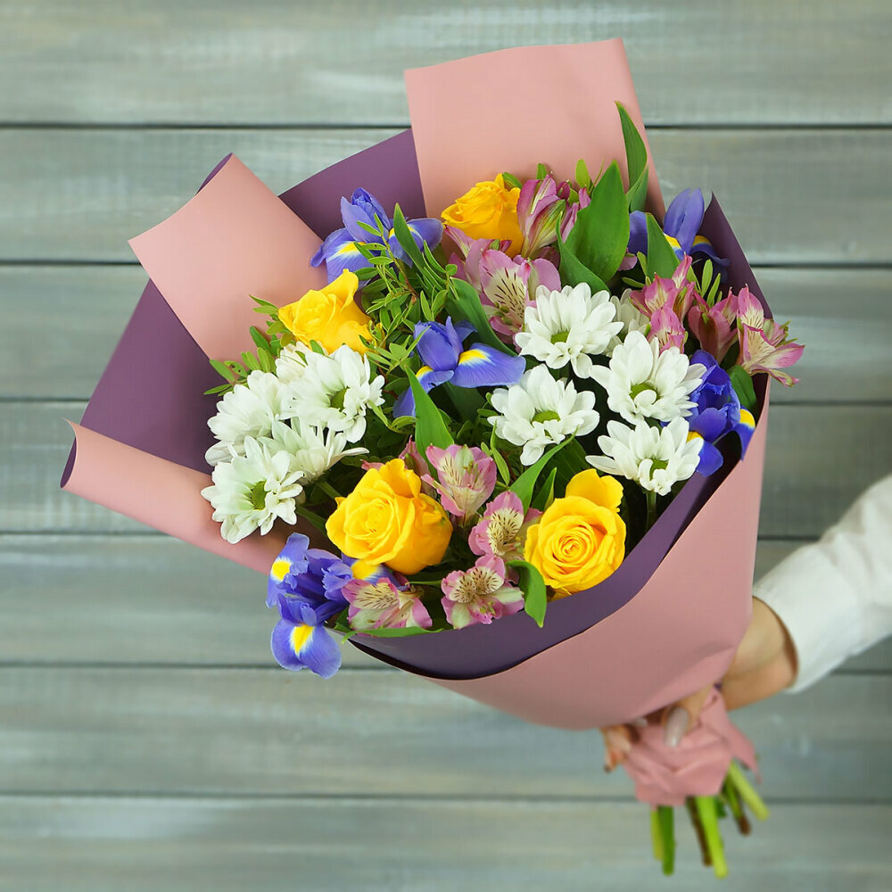 Букет из ирисов роз хризантем, высота 50 см, от Букет Маркет