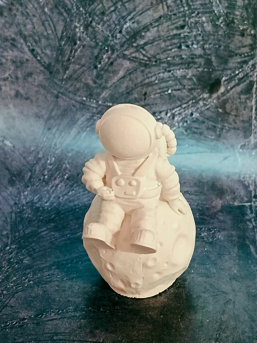 Статуэтка Космонавт на Луне