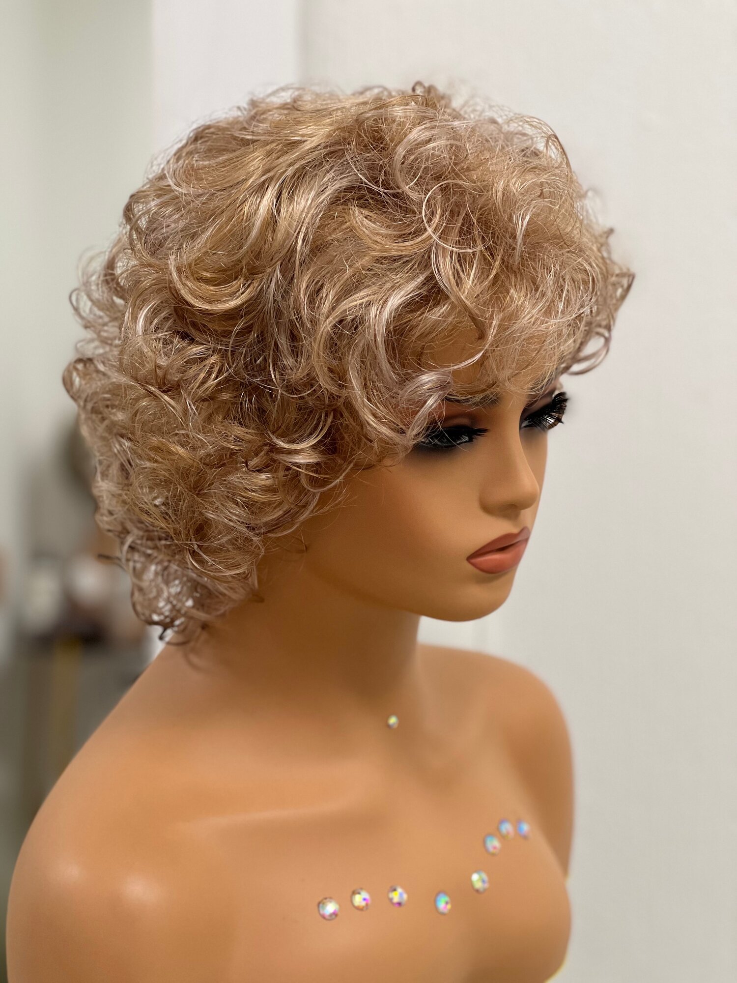 Парик женский теплый блонд , с объемными завитками , ONLYSHAIR премиум класса короткий