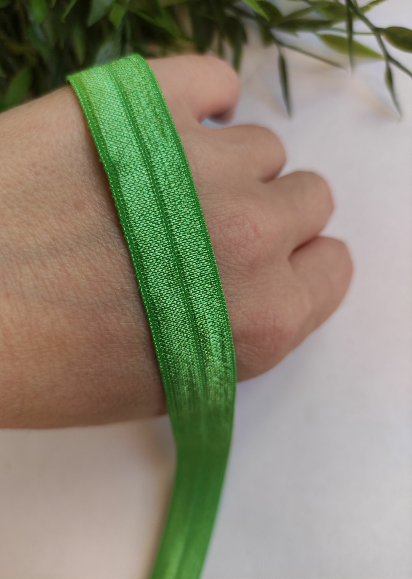Трикотажная бейка (окантовочная резинка) шир. 15мм, длина 5м, блестящая ярко-зеленая