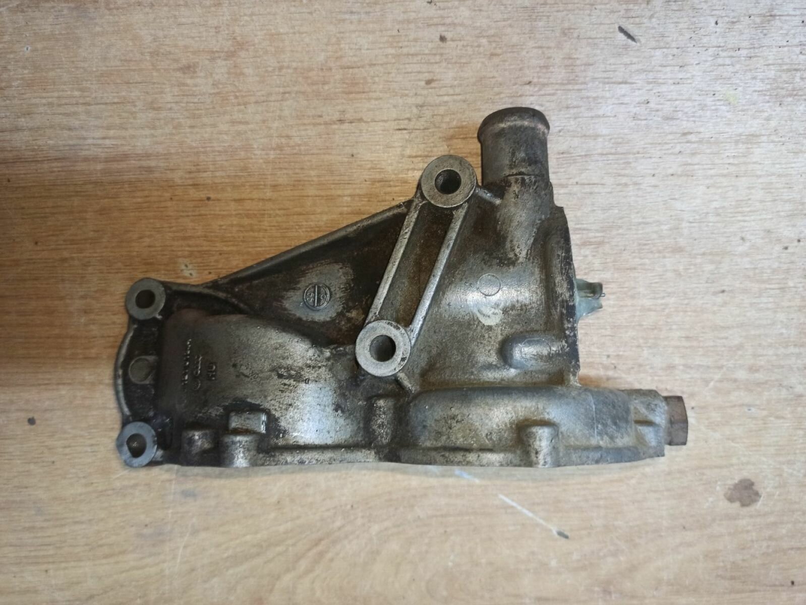 Корпус помпы термостата VW Passat B5 1.8 AEB A4 A6 050121013