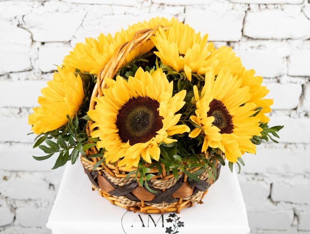 Композиция 9 подсолнухов в корзине