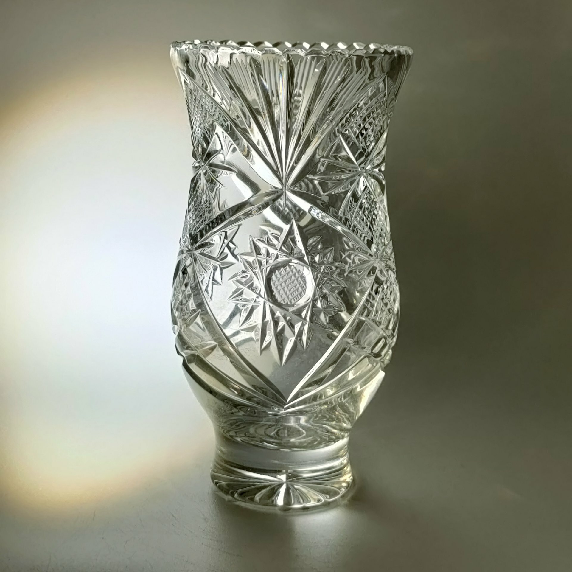 Вазочка для небольшого букета с резным геометрическим декором, хрусталь