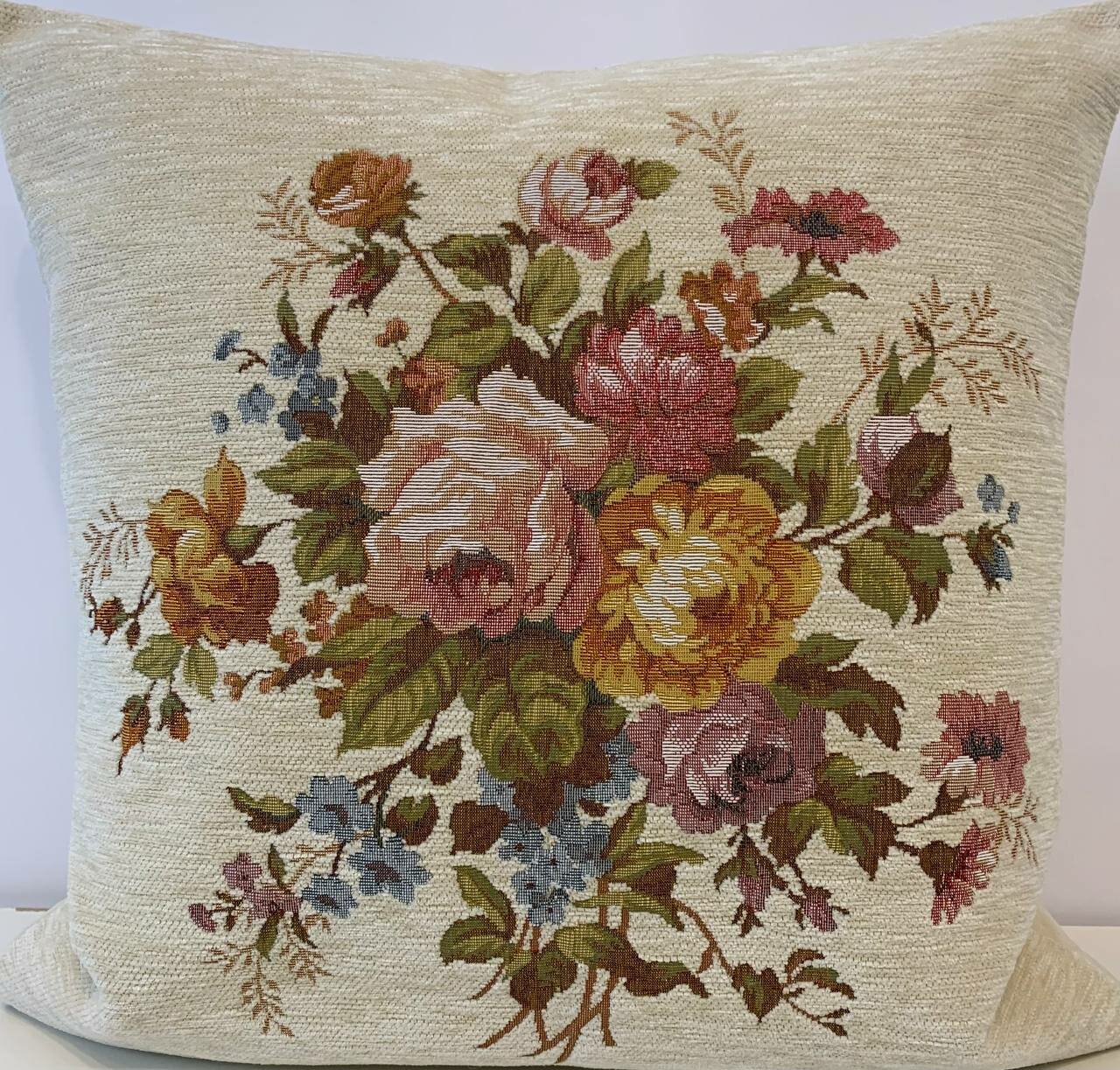 Гобелен с шениллом, гобеленовая интерьерная наволочка "Нежный Букет" / 43х43 см