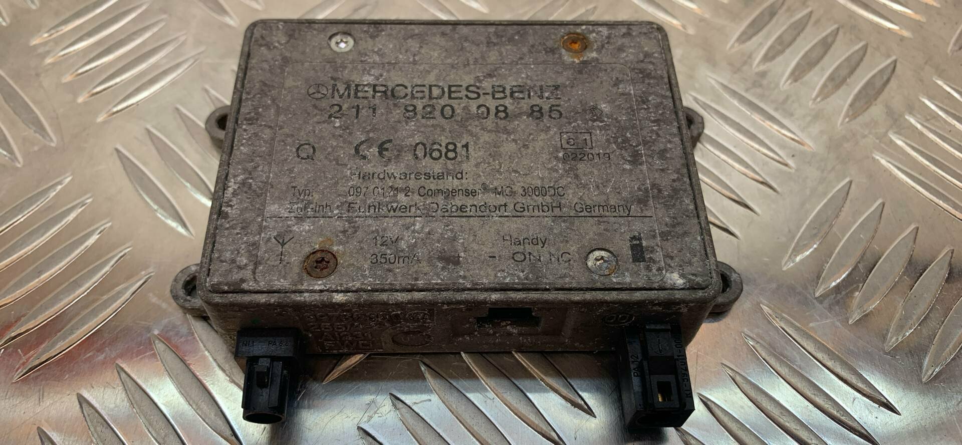 Усилитель антенны в заднем стекле Mercedes-Benz GL X164 X164.822 2006 2118200885