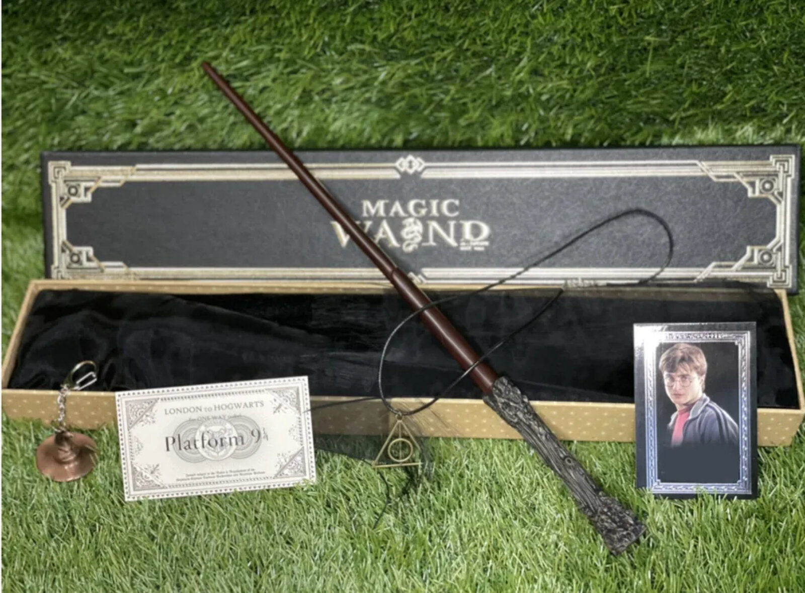 Магазинная коробка «Магический коллекционер»: Старая Палочка Дамблдора (41,5 см) + Подвеска «Смертельно Раны» + Ключевка «Шляпа-сортировка» + Билет на платформу 9 3/4, 1 шт. каждого предмета