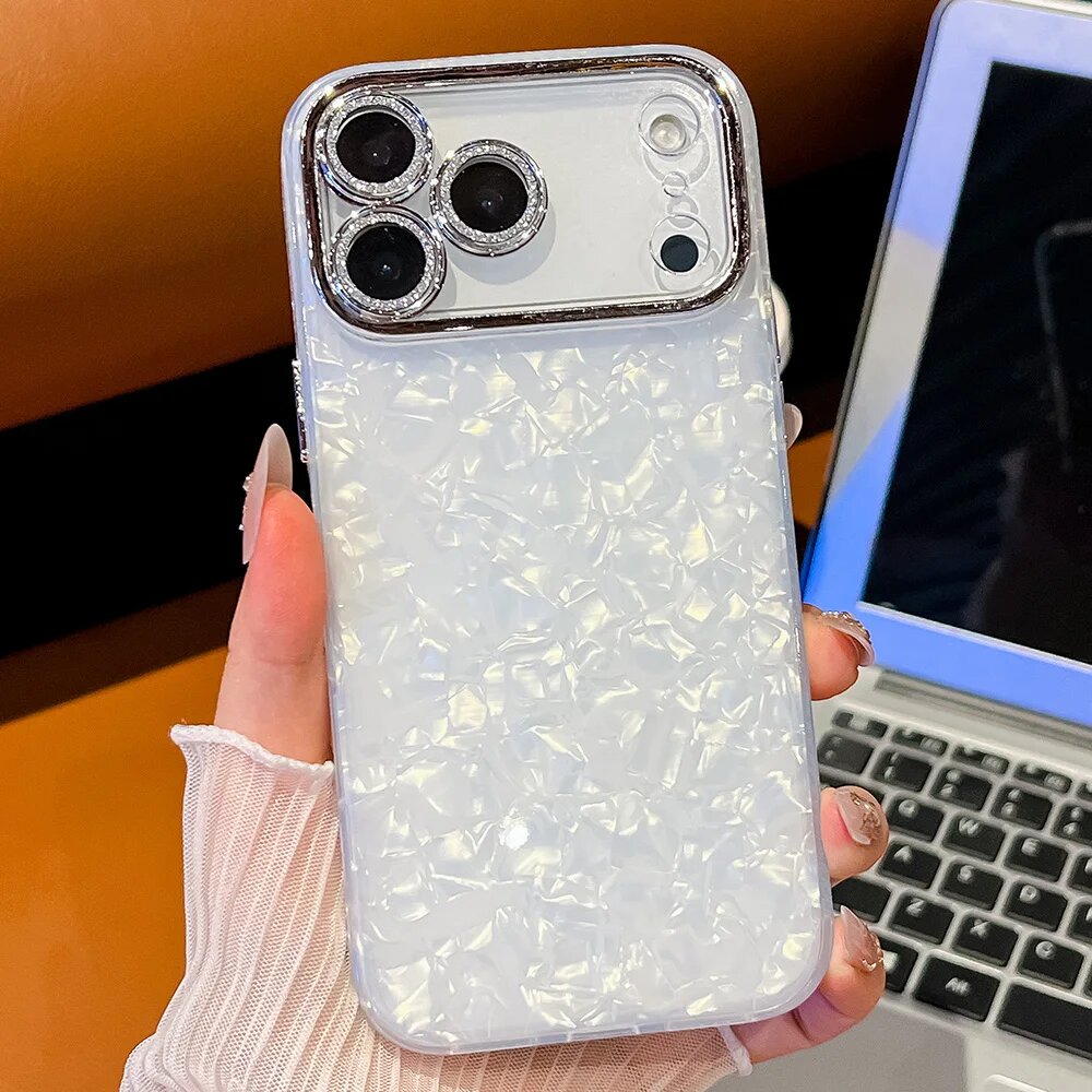 Белый чехол для iPhone 15 Pro с ракушками и блестками