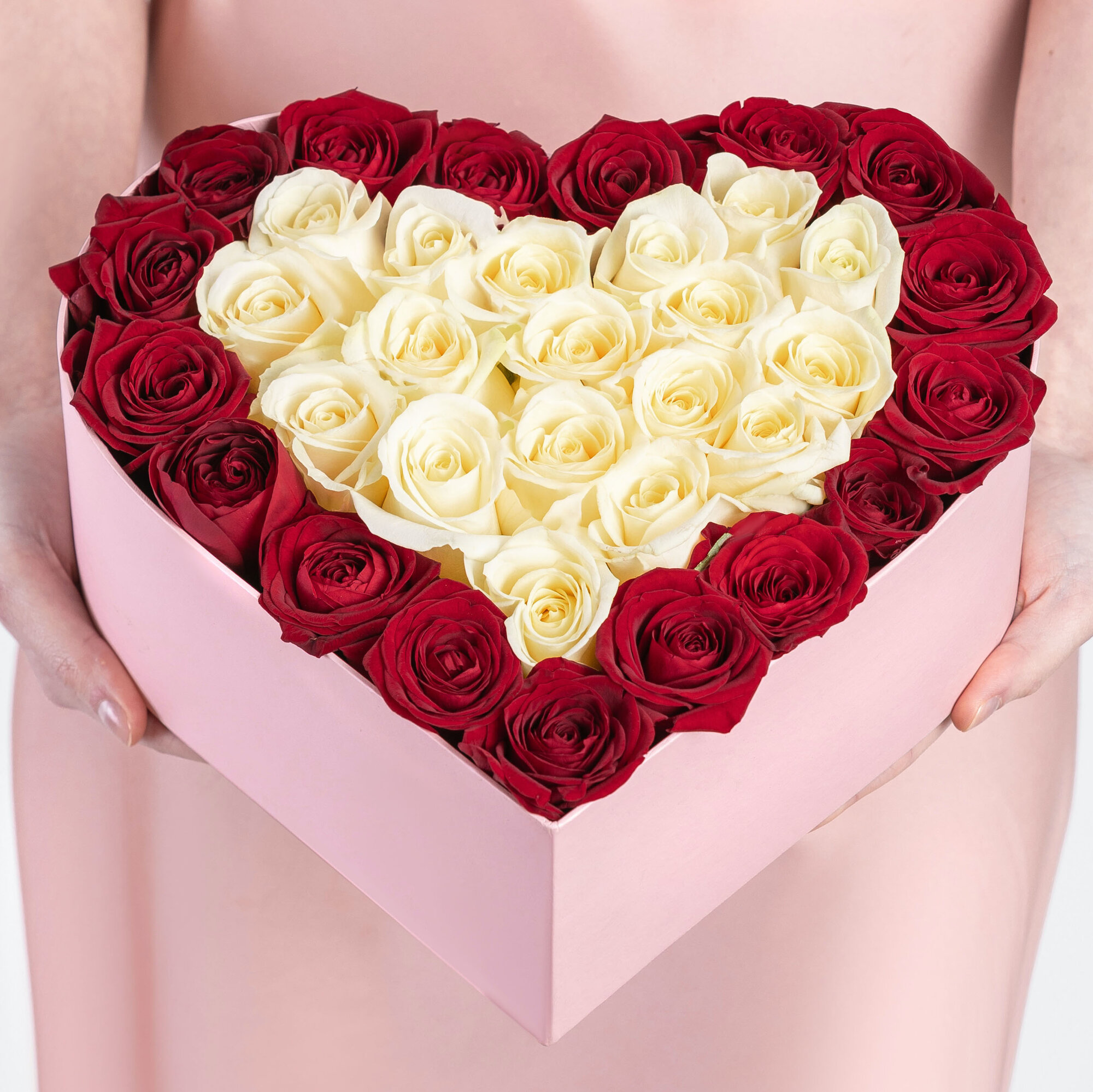 Композиция Мегацвет24 "Белая и Красная Роза", в шляпной коробке в форме сердца, 51 роза
