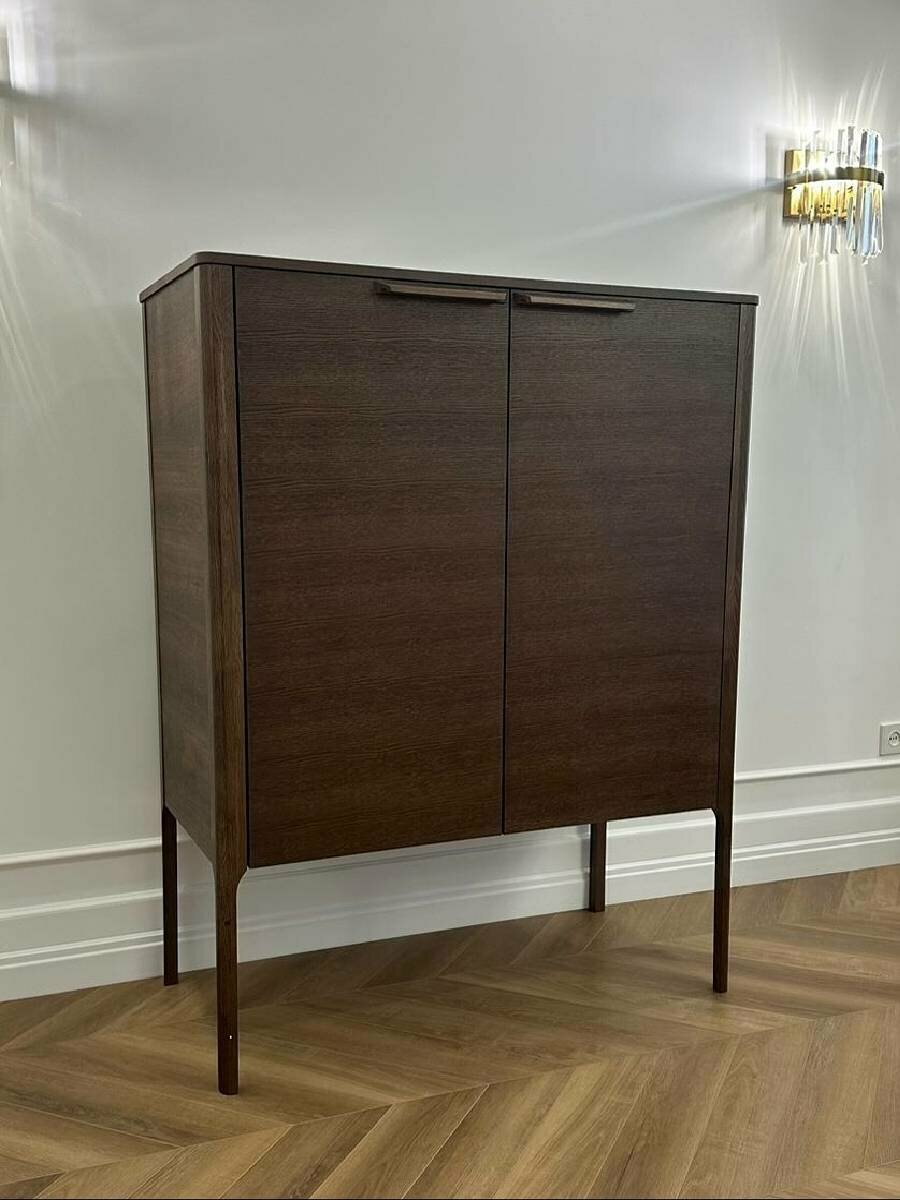 Тумба D2.1 ВМФ-2719 «Enzo» (Энзо) Беларусь, 2 двери, 6 полок, на ножках, массив дерева, шпон, цвет дуб Бостон