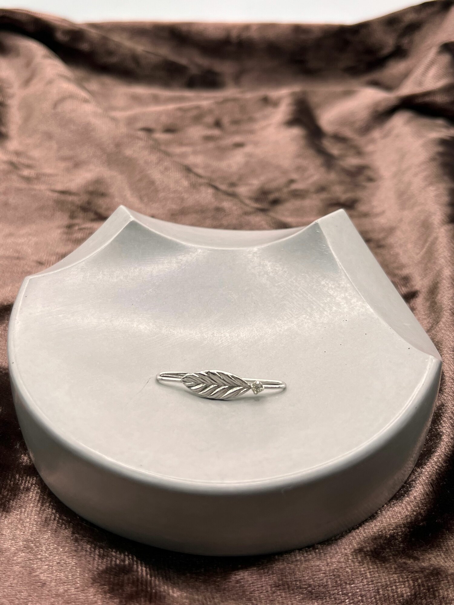 Винтажная брошь, Перо