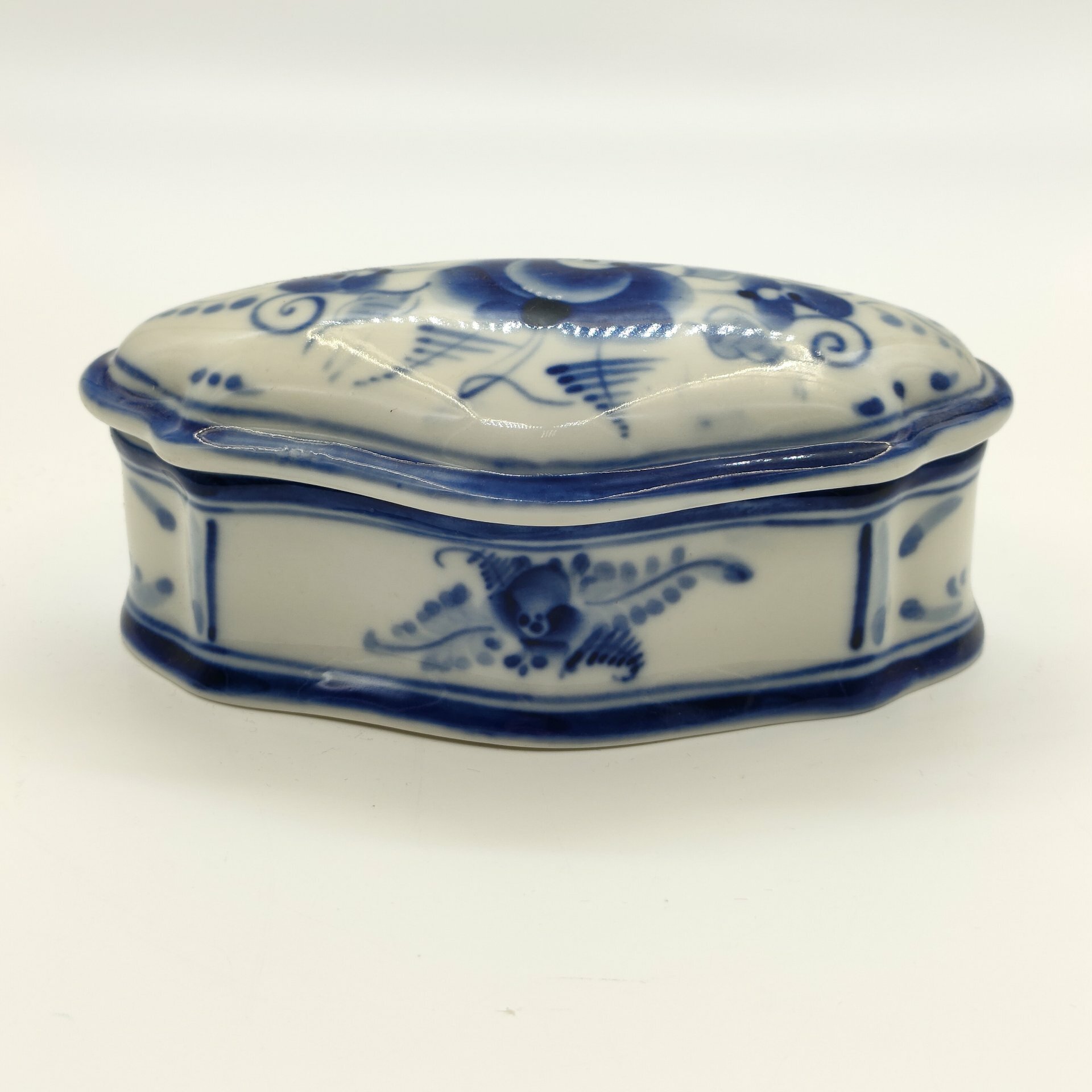 Шкатулка с флоральным декором, фарфор, роспись, Объединение «Гжель»