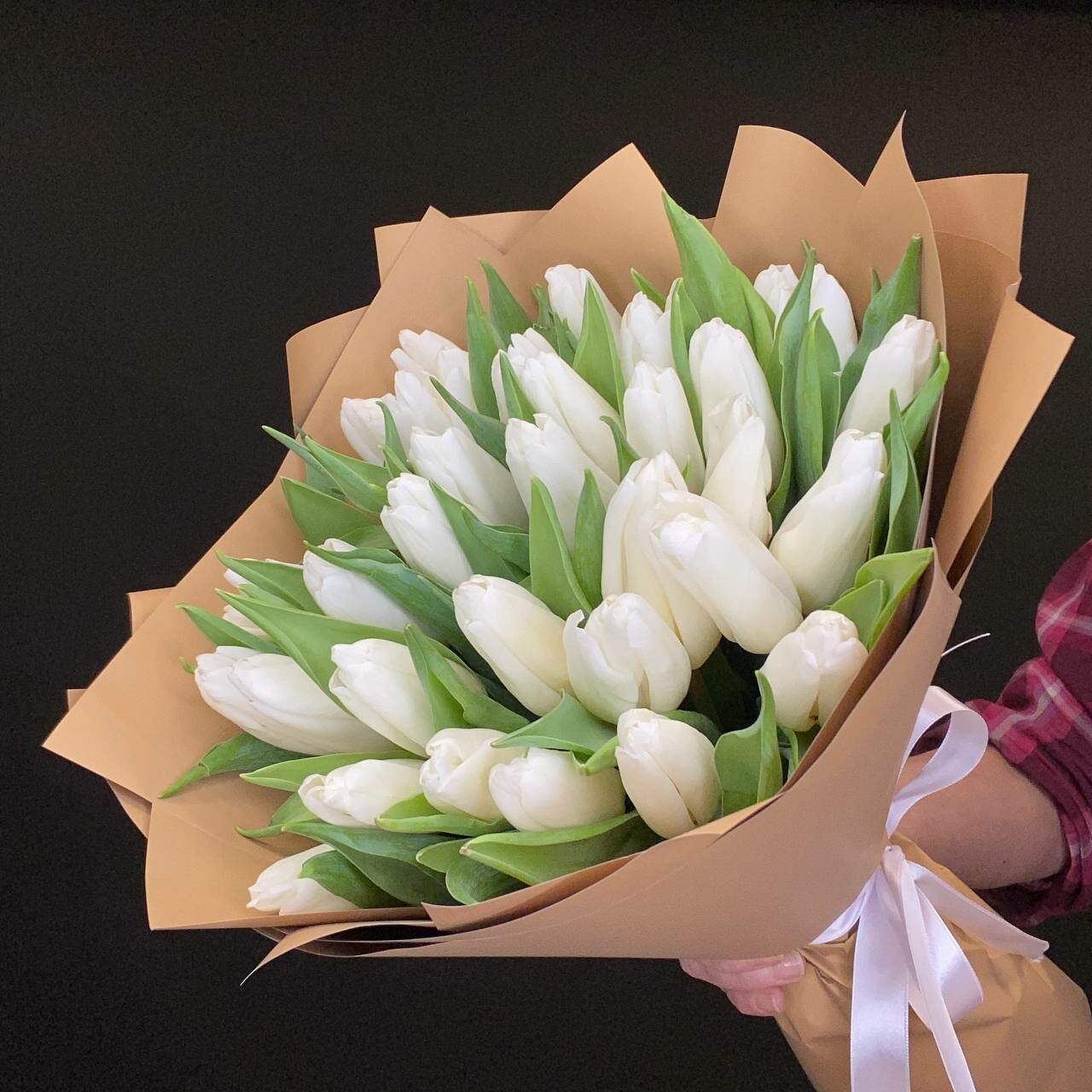 35 белых тюльпанов