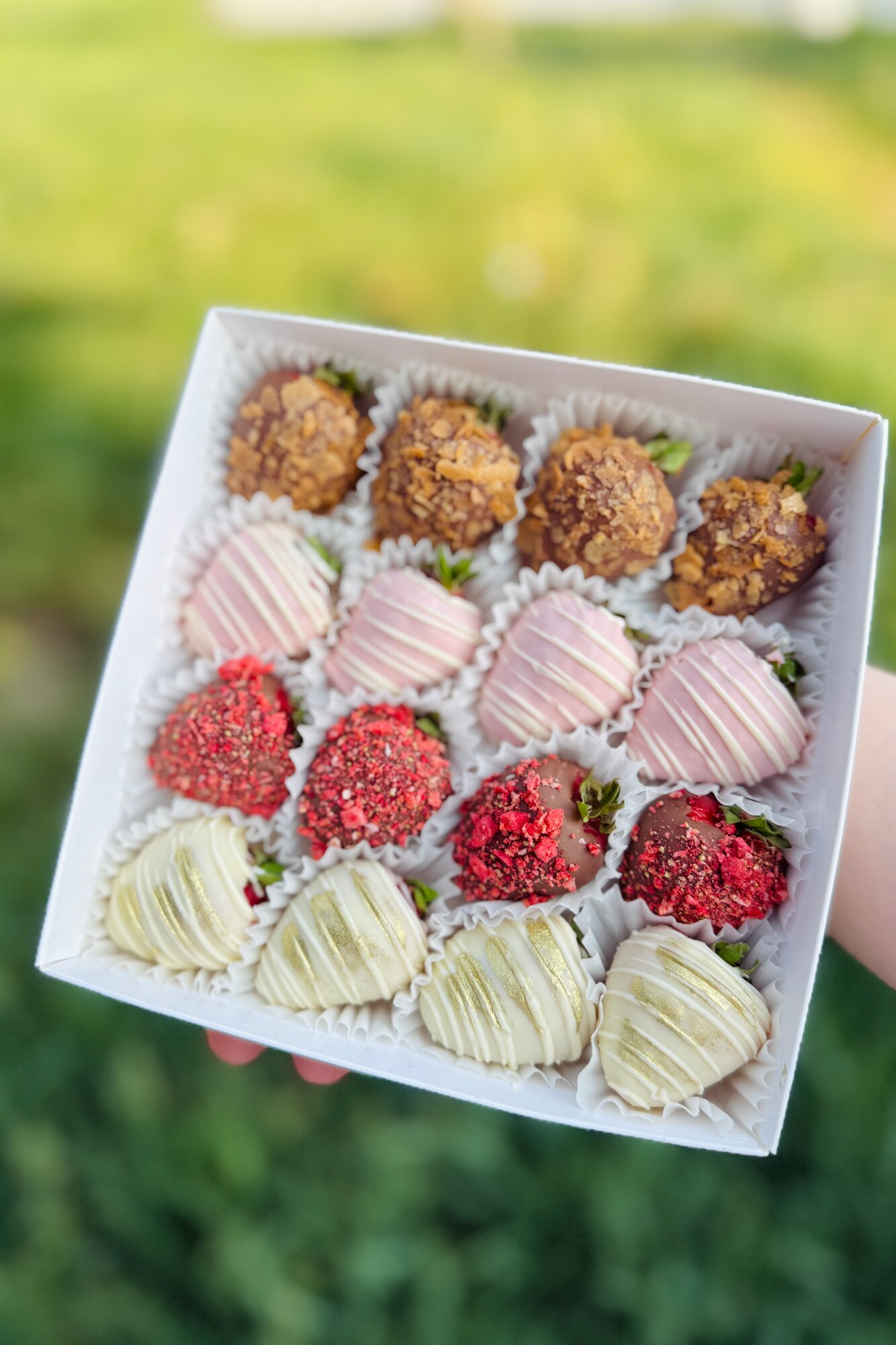 Клубника в бельгийском шоколаде «Нежность», сладкий подарок на Новый год