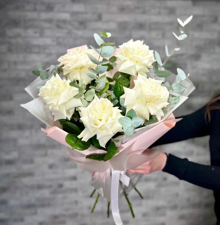 Букет из живых цветов из 5 белых французских роз и 5 веток эвкалипта ,50 см в матовой упаковке