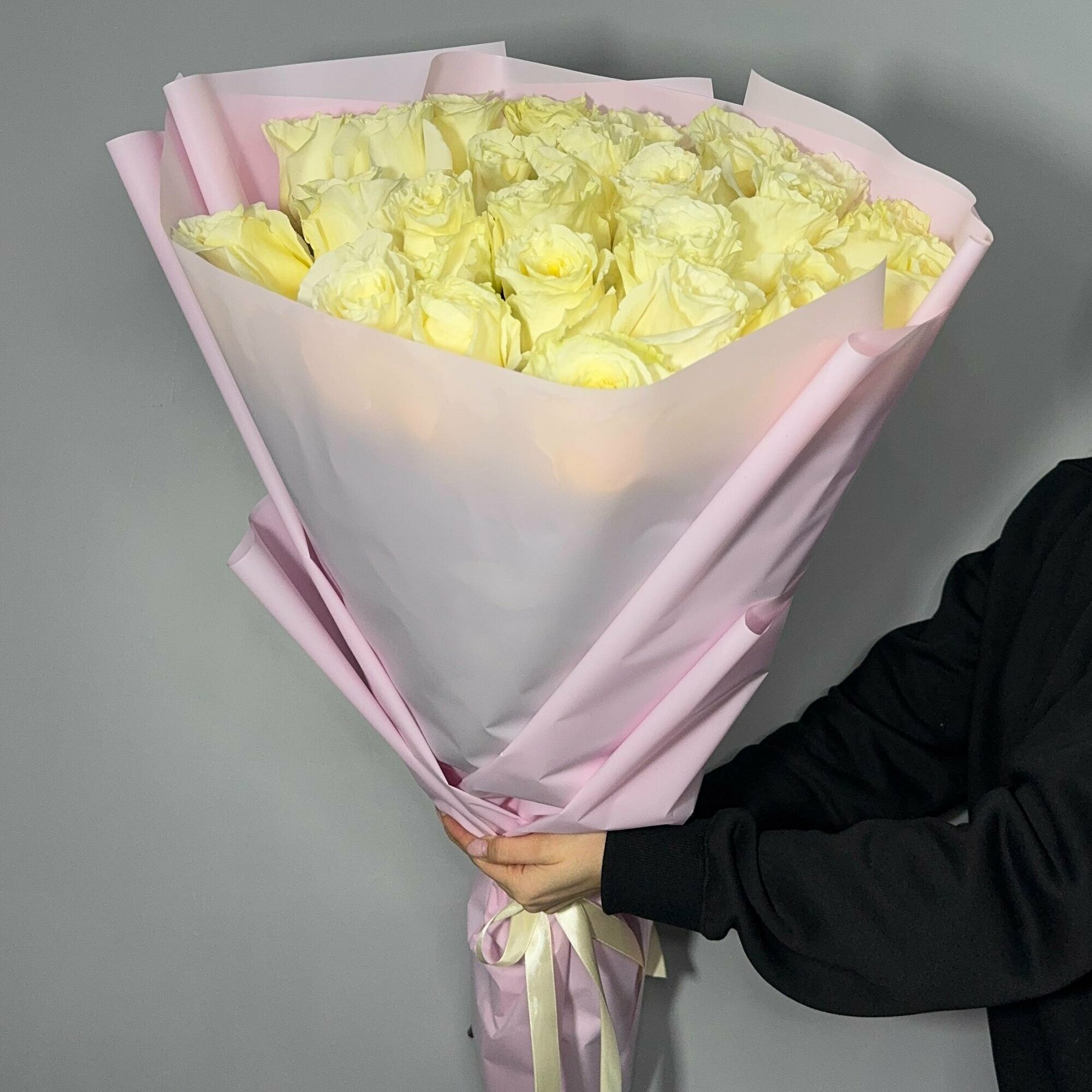 Букет из живых цветов WEST FLORA Эквадорские розы 25 штук, монобукет