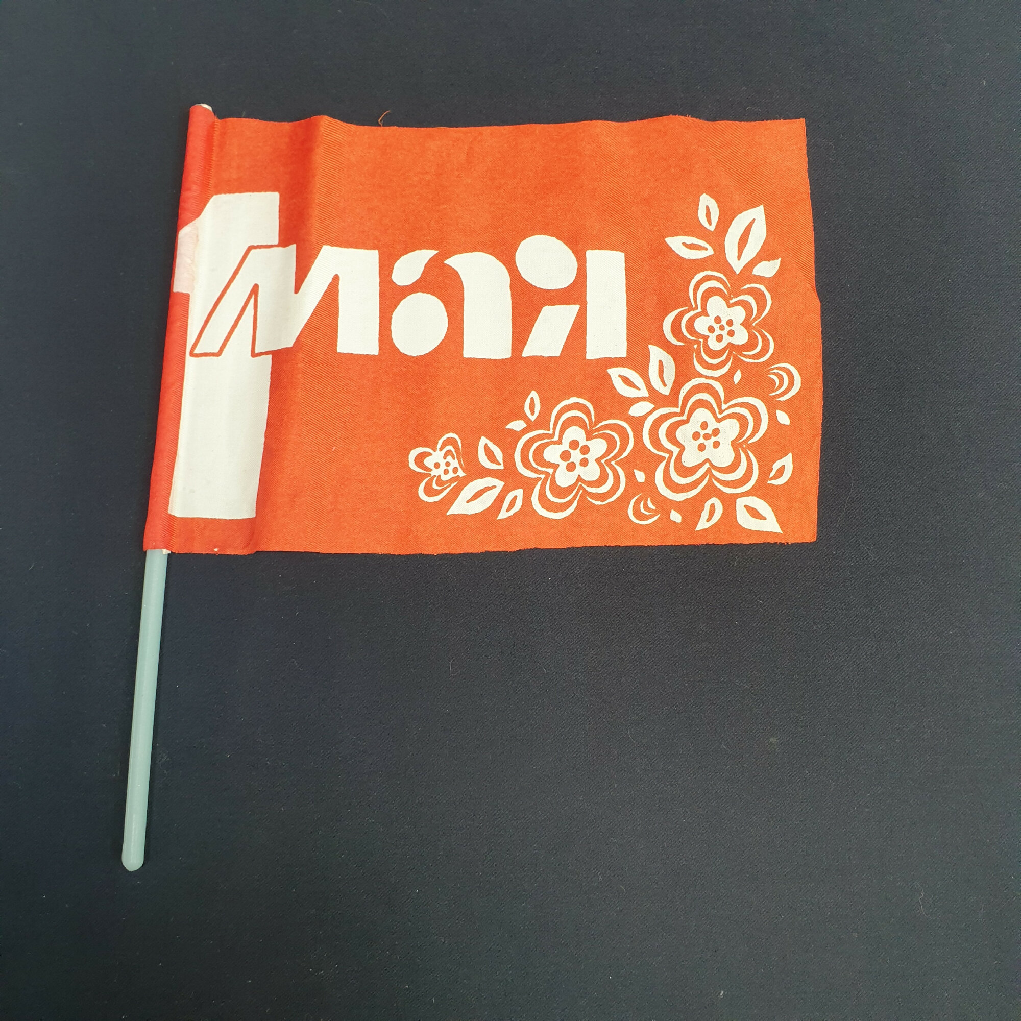 Флажок на палочке "1 мая", синтетика, трубочка - пластик 24 см. Винтаж СССР