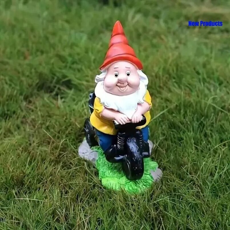 Садовая фигурка Гном на мотоцикле с цветами для сада и дачи из смолы — фото 1