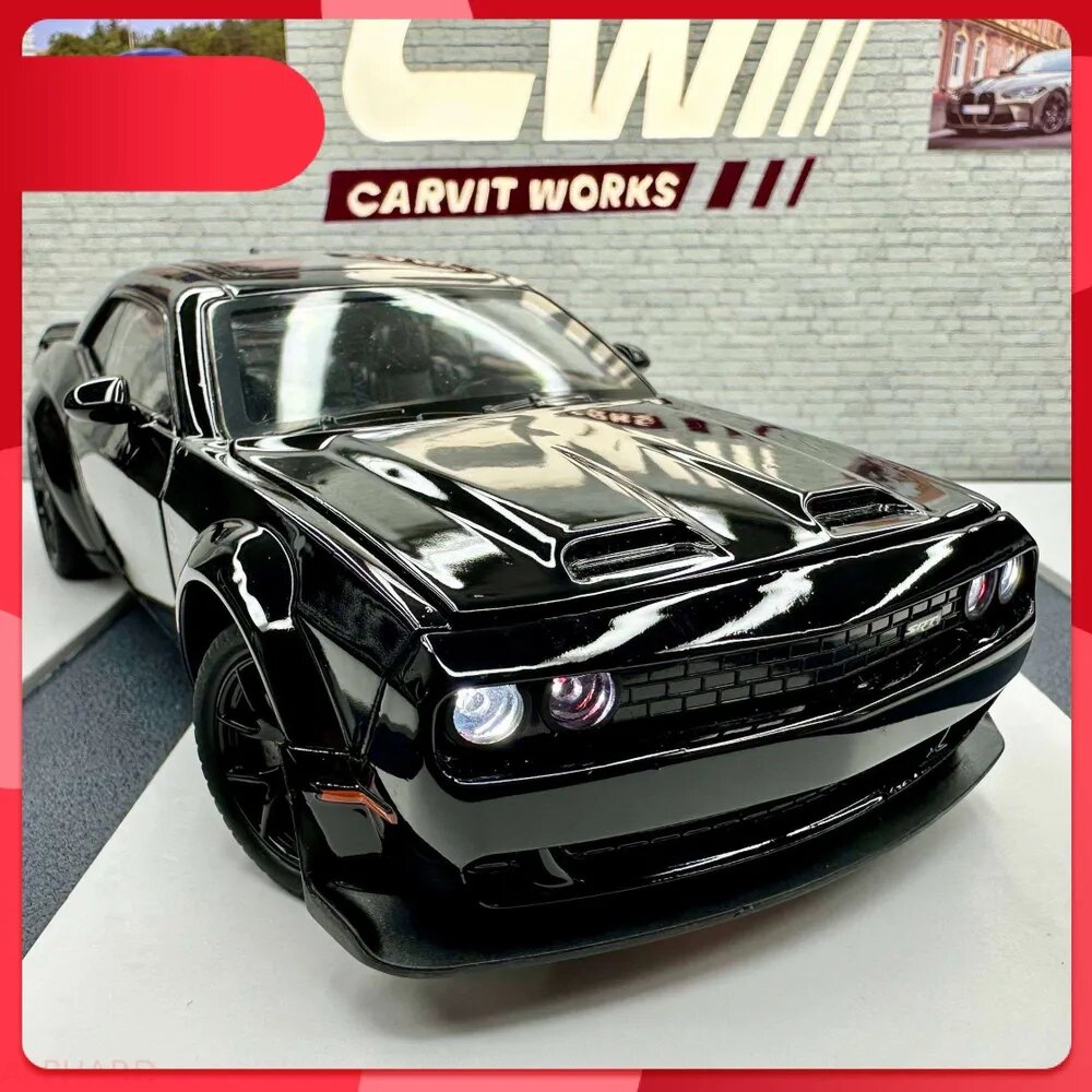 Металлическая коллекционная игрушечная машинка Dodge Challenger SRT HellCat 1/24 черного цвета с открывающимися дверями и капотом — фото 1