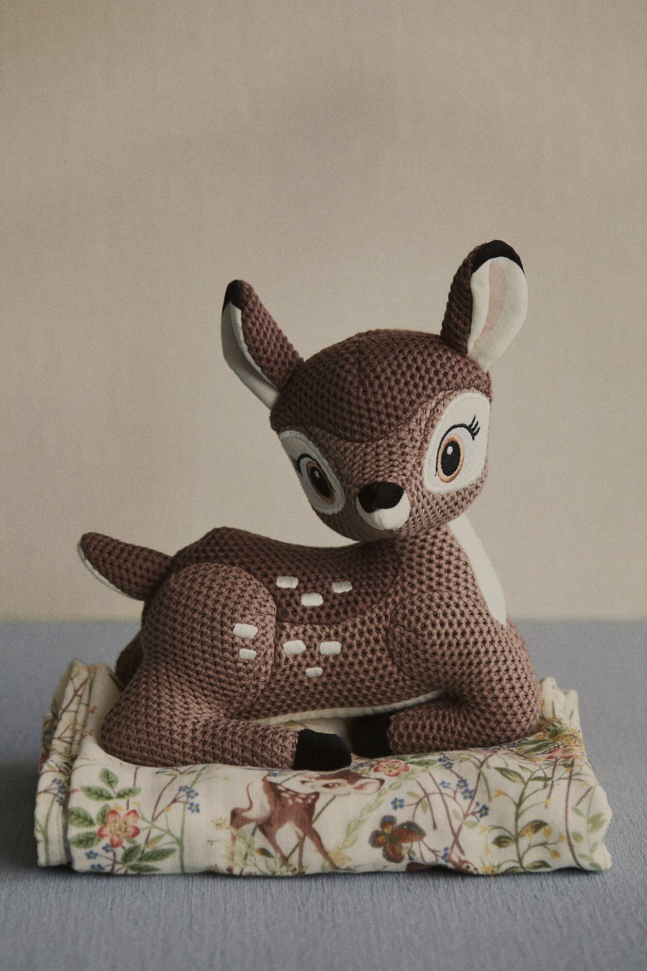 Детская вязаная погремушка H&M - Бэмби (Bambi Disney), размер 17х11х16 см - 1250219001