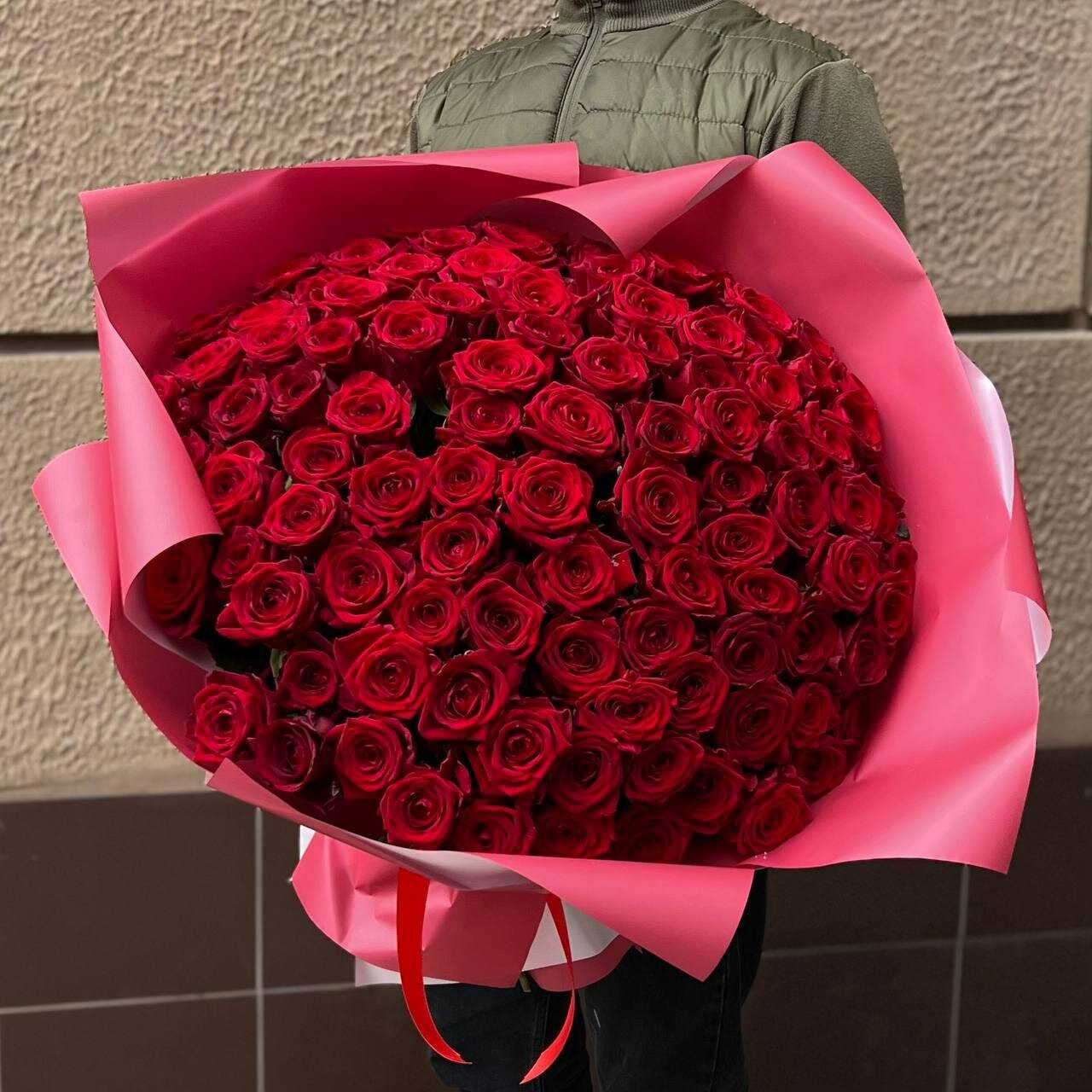 Большой красивый букет из красных роз 101 штука премиум для любого повода
