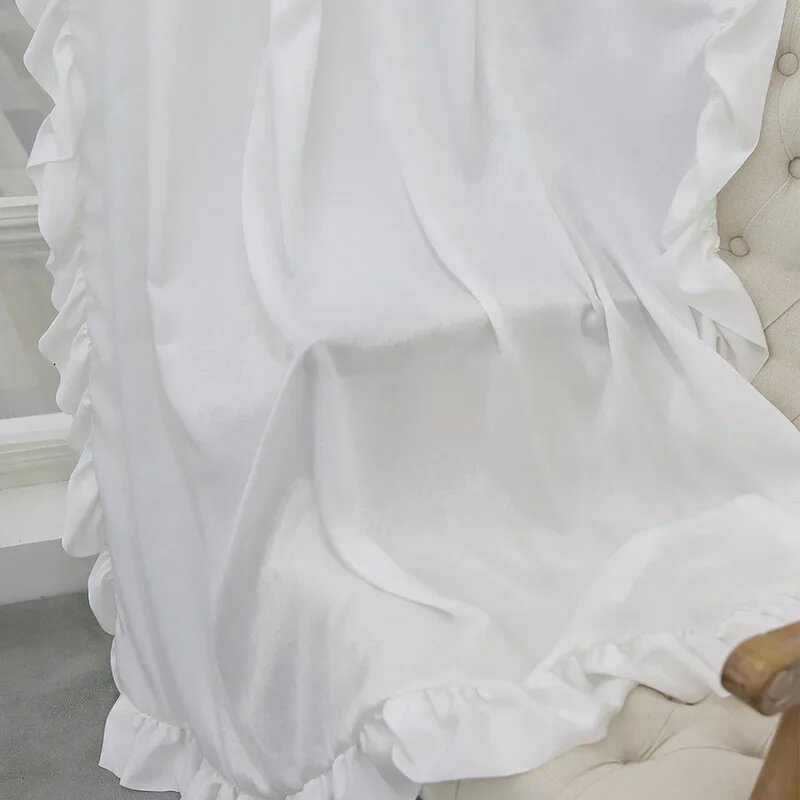 Белая просвечивающаяся штора из полиэстера