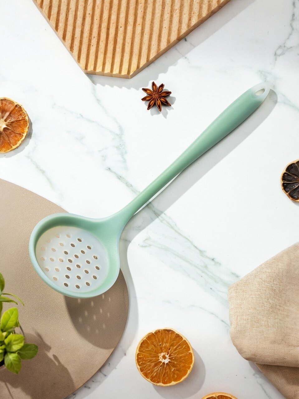 Daniks шумовка силиконовая, кухонная, 32.5 см, с навеской, Verde