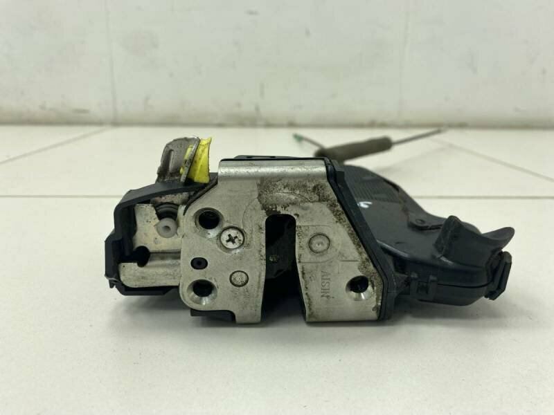 Замок двери передней левой Toyota Corolla E120 2001-2007
