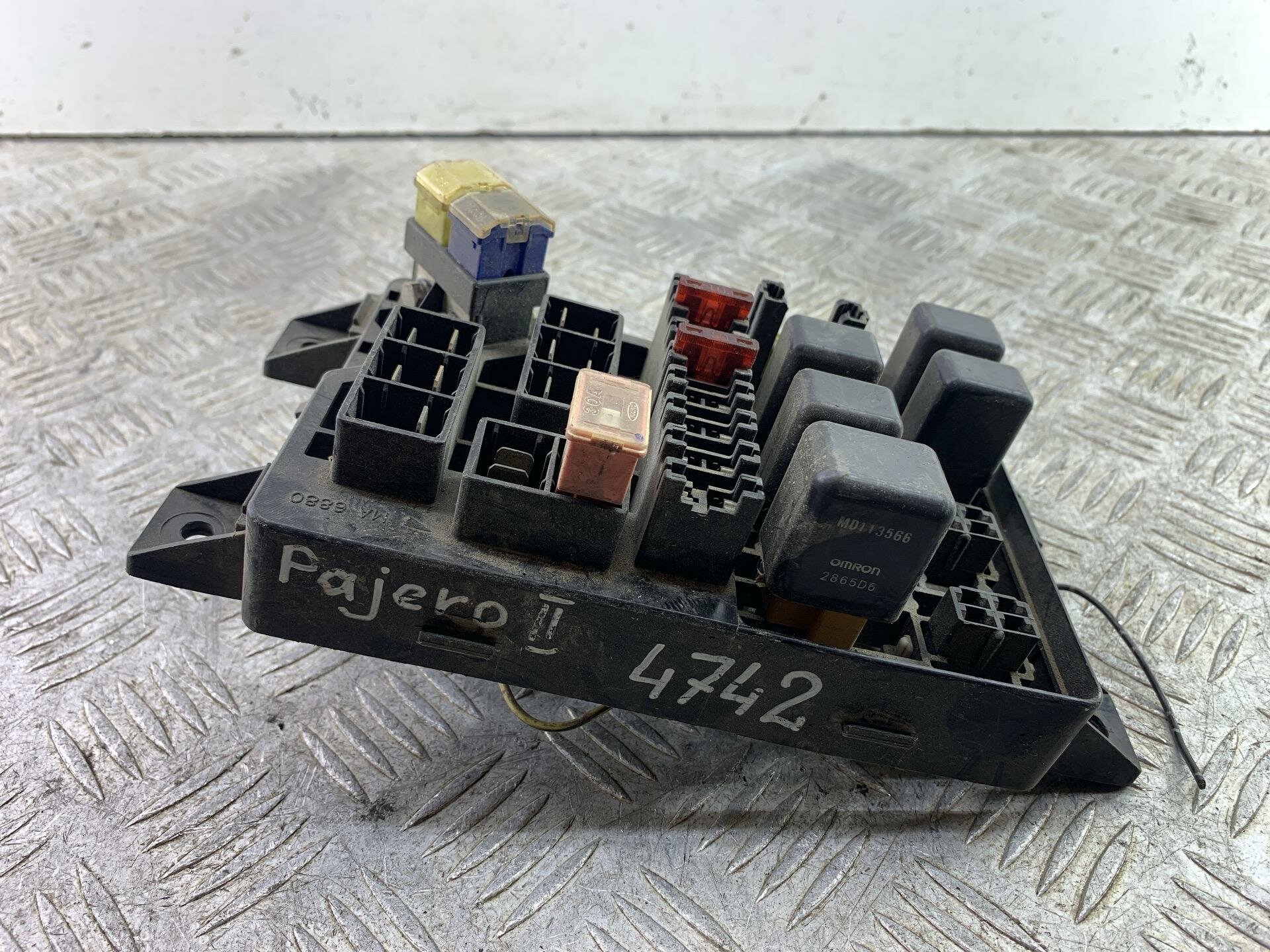 Блок предохранителей Mitsubishi Pajero 2 рест. 1998