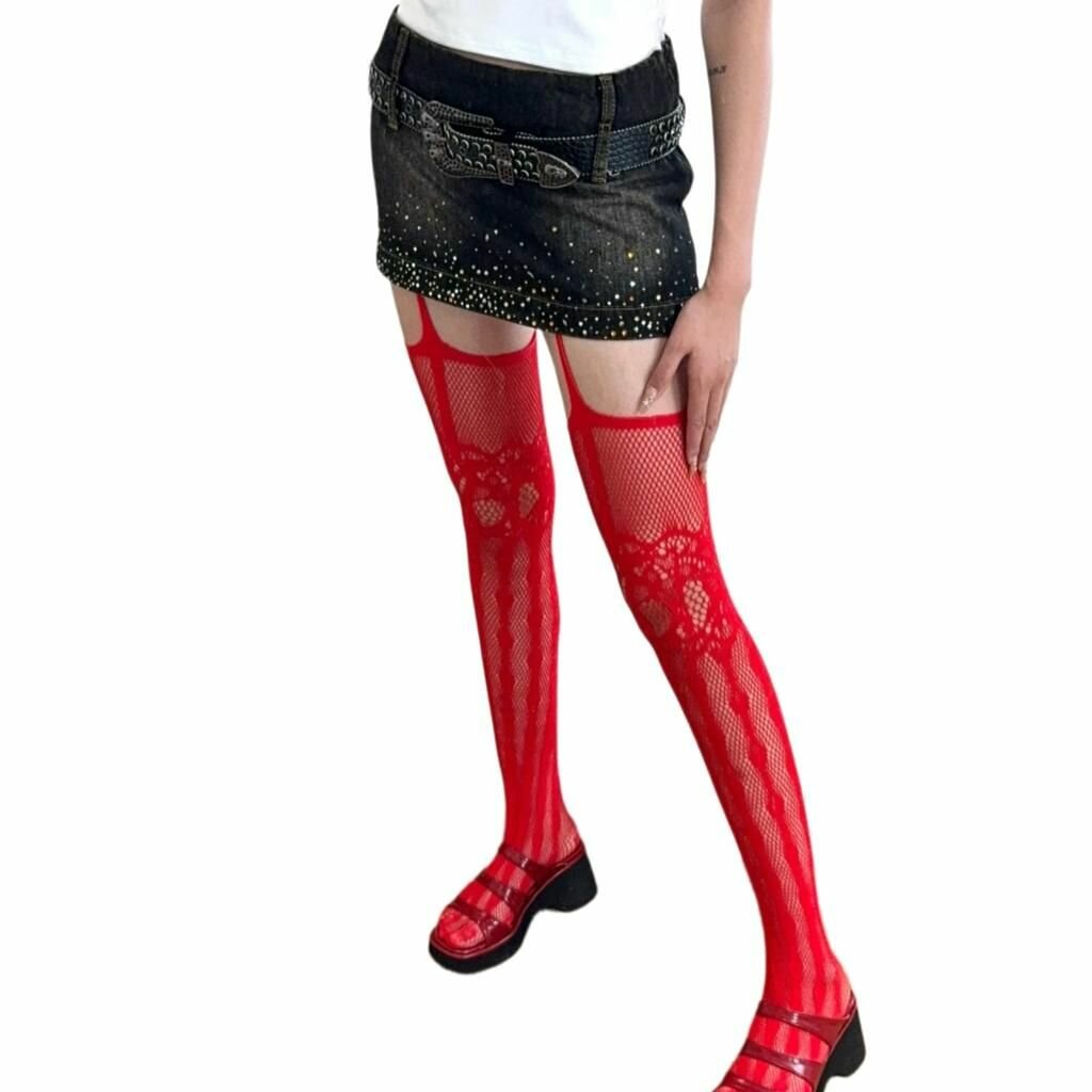 Колготки на подтяжках с узором в виде сердечек и ажурными чулками до бедра