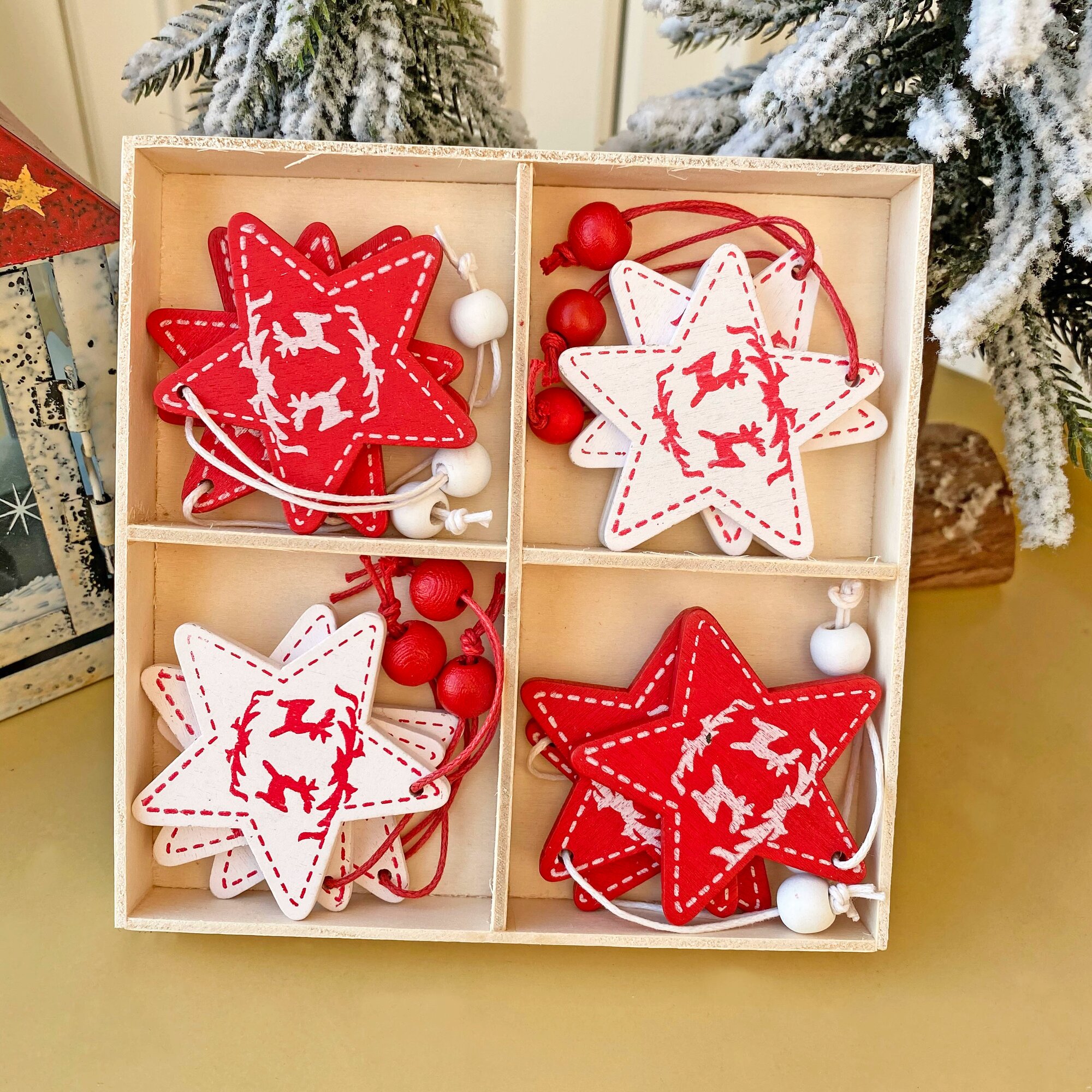 Рождественские украшения: деревянные подвески в скандинавском стиле — снежинки, олени, пятиконечные звезды,