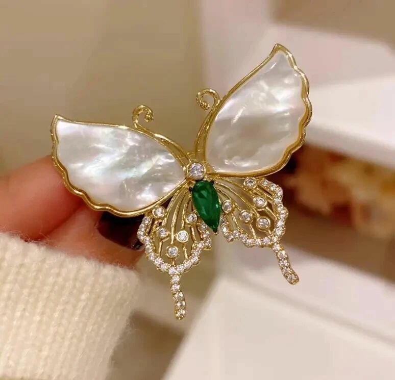 Хрустальная скрипка с жемчужной брошью