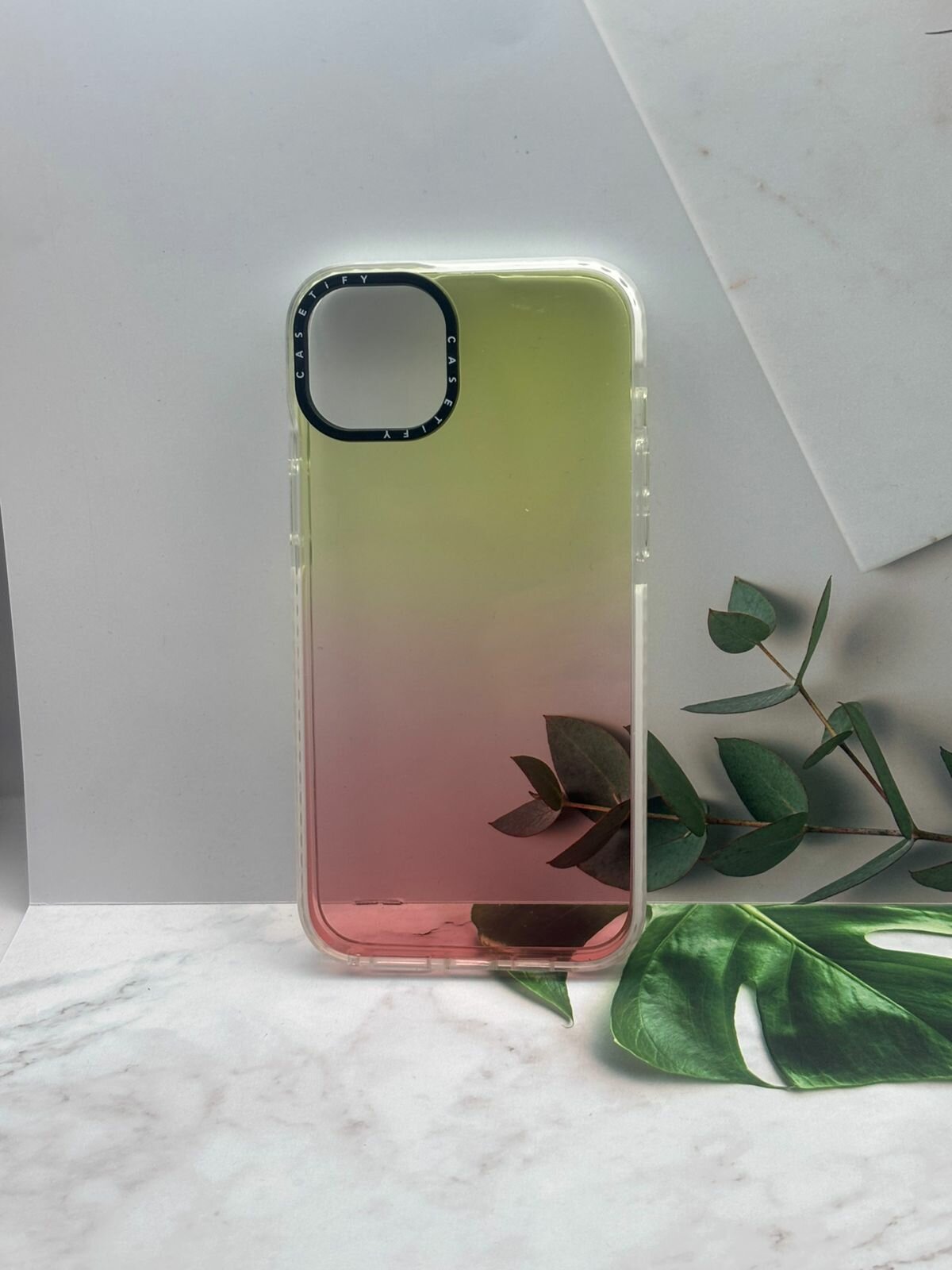 Пластиковый чехол на iPhone 14 Plus защитный