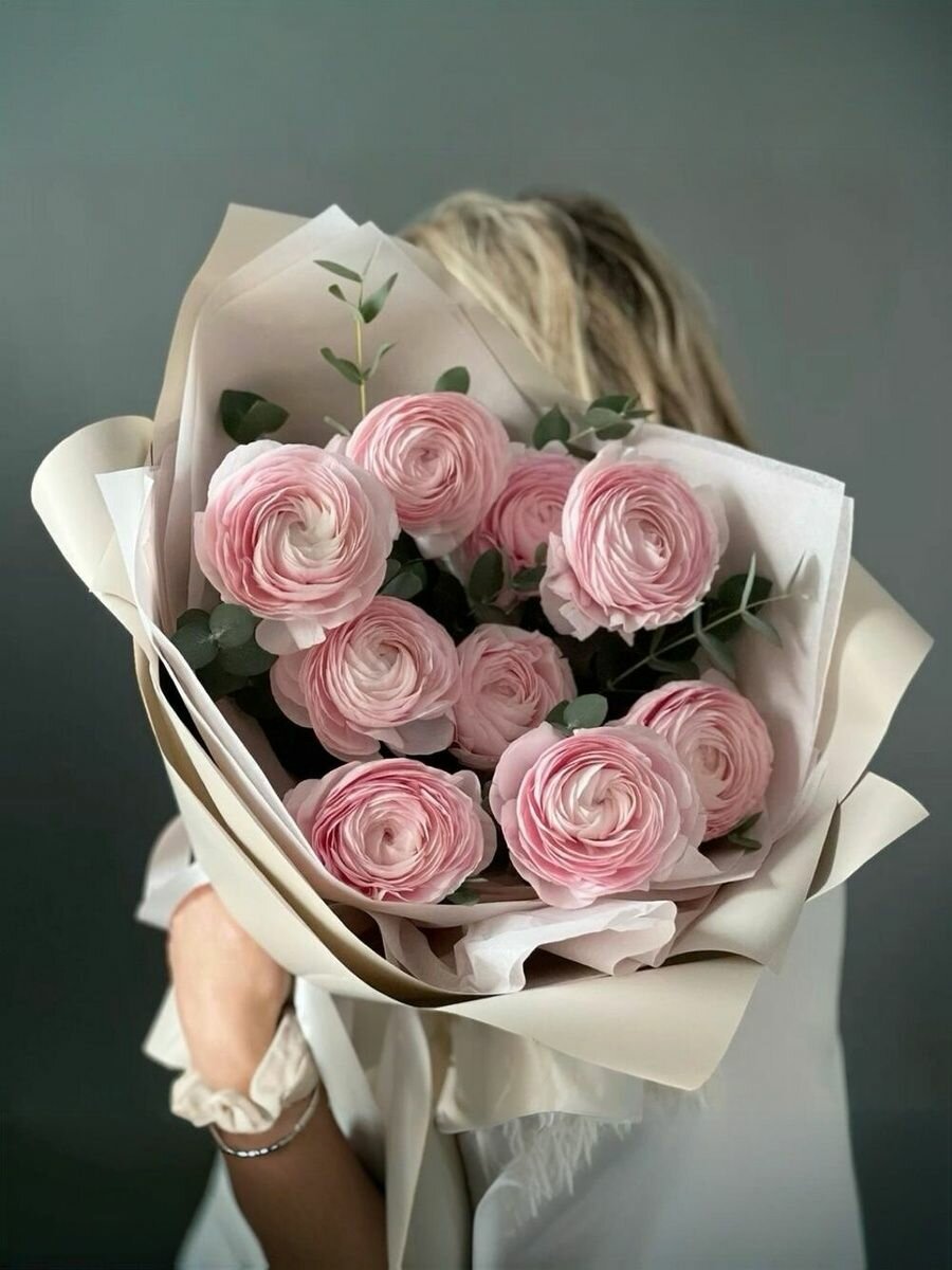 Букет из 9 ранункулюсов с эвкалиптом