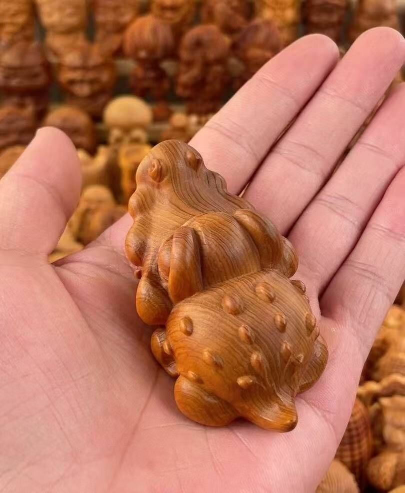 Yunzhonglu Резная скульптура из дерева тайнского кедра в виде крокодила.